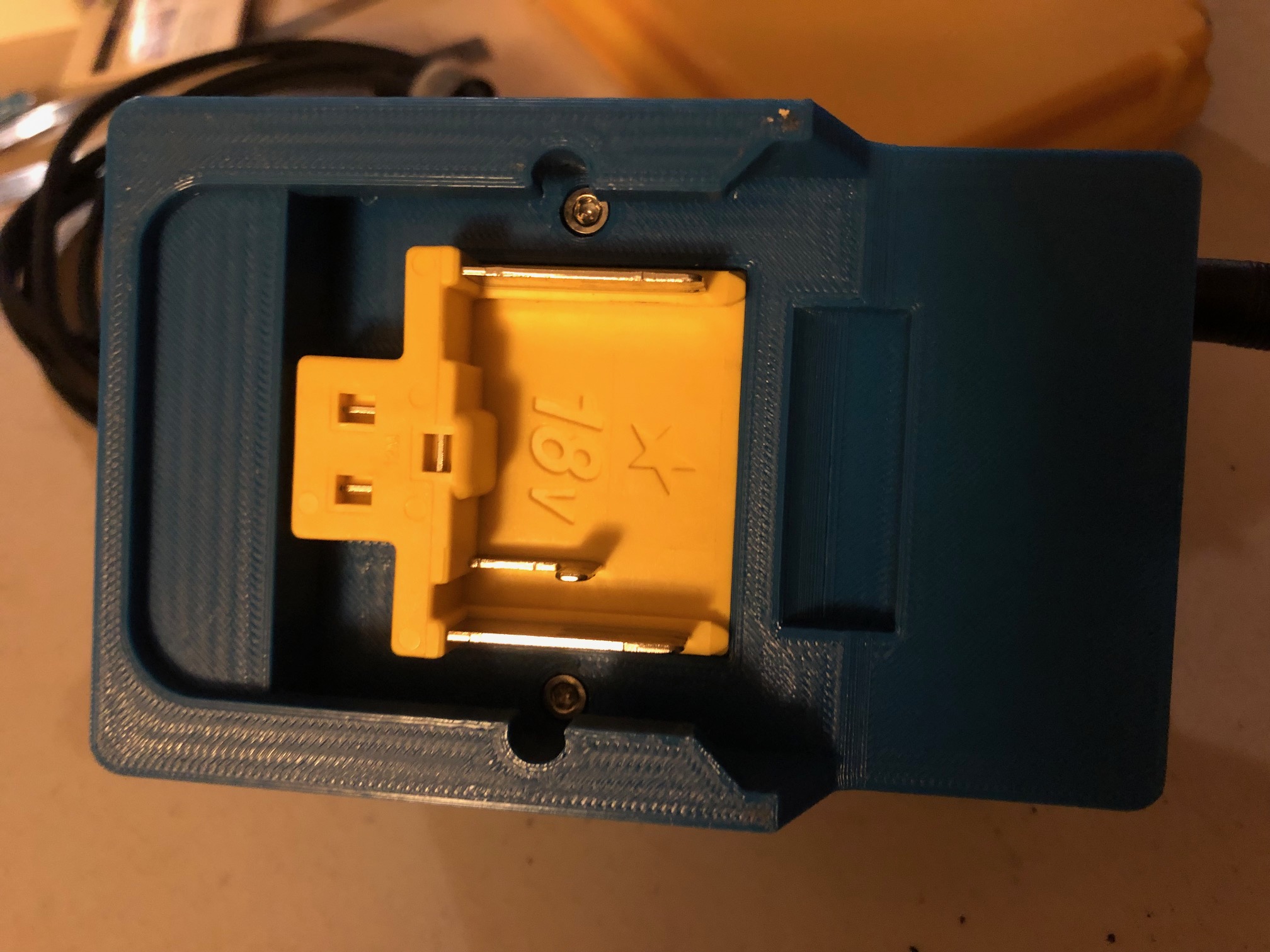 Portable PSU and USB-C charger for Makita 18V and external power brick ...