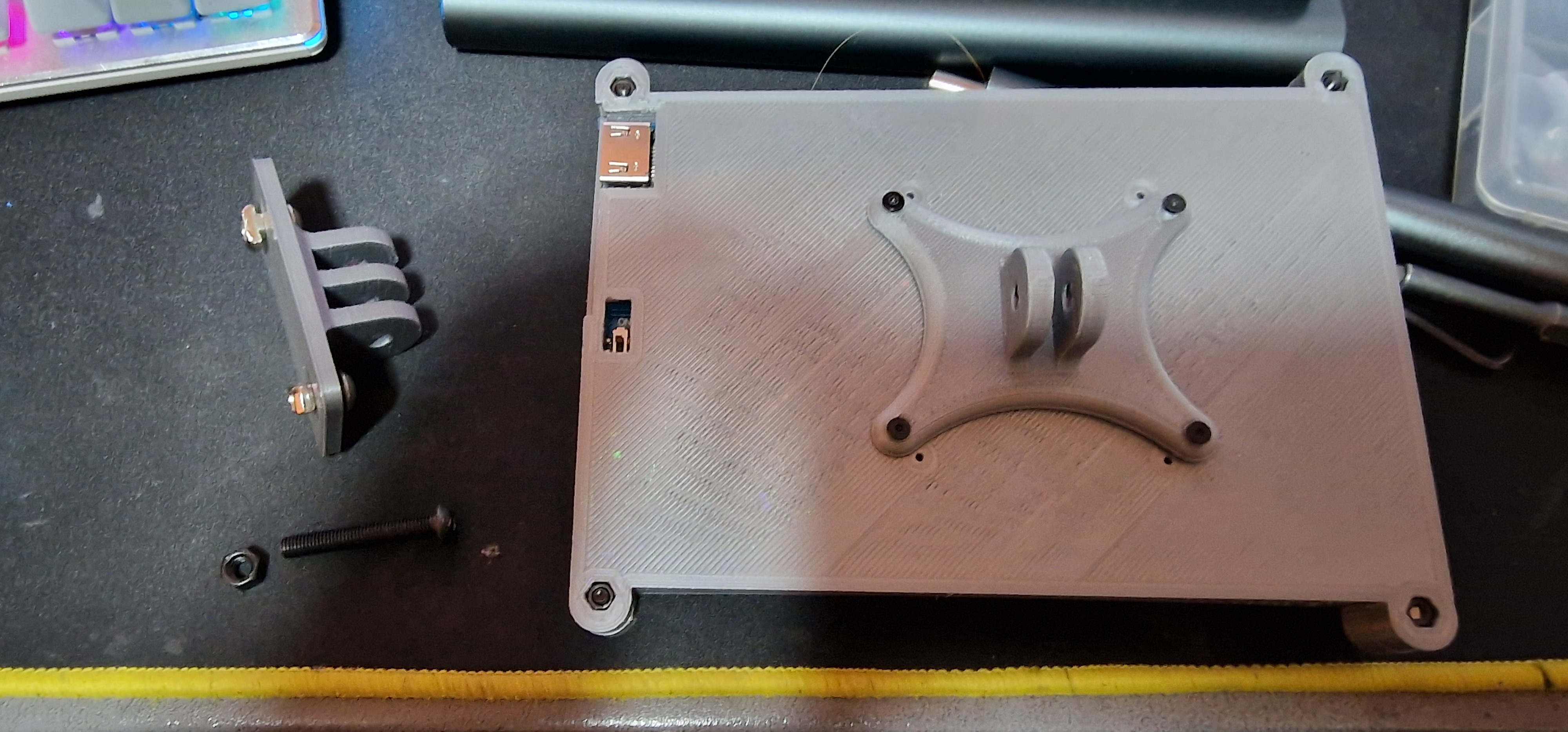 Support for 7-inch screen with mounting bracket for extrusion by Alexis ...