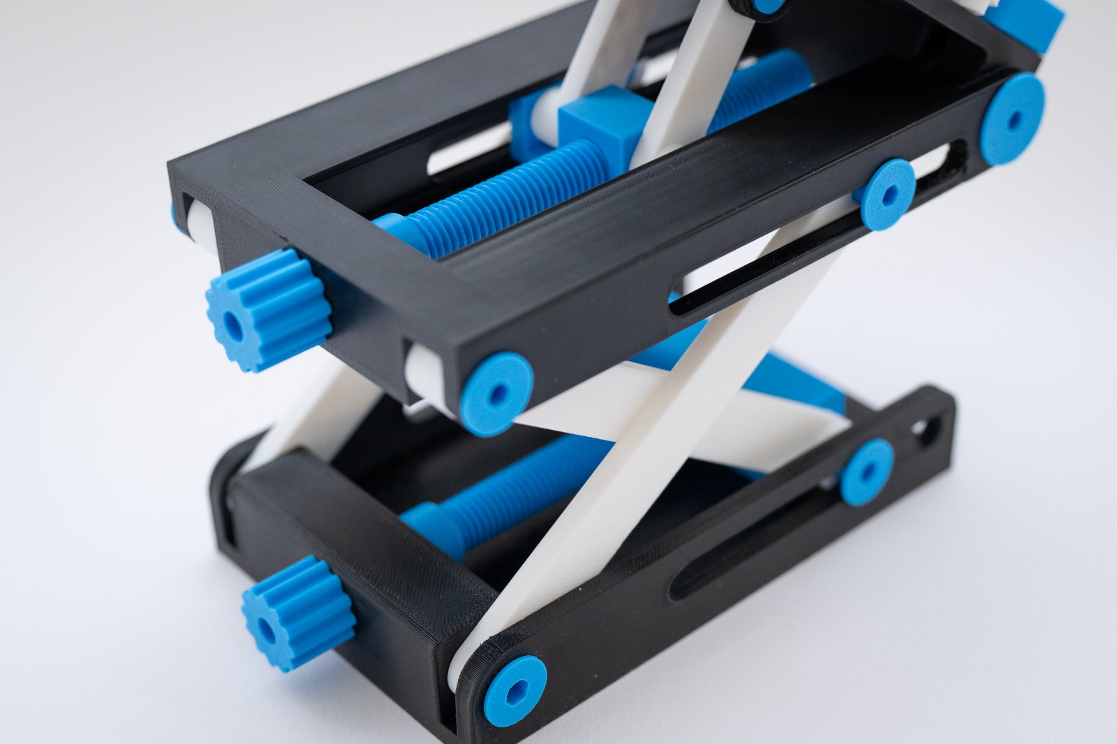 Tilt-lift table with fractal vice (100% 3D printed no extra parts ...