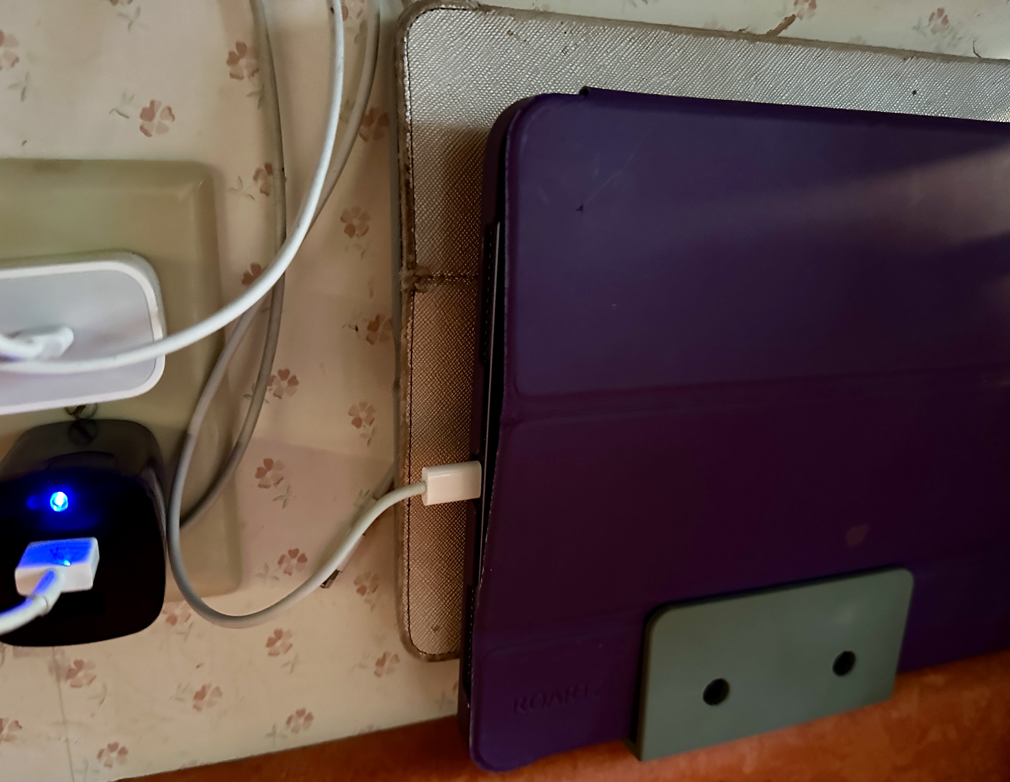 Double iPad holder/charger by jerzone | Download free STL model ...