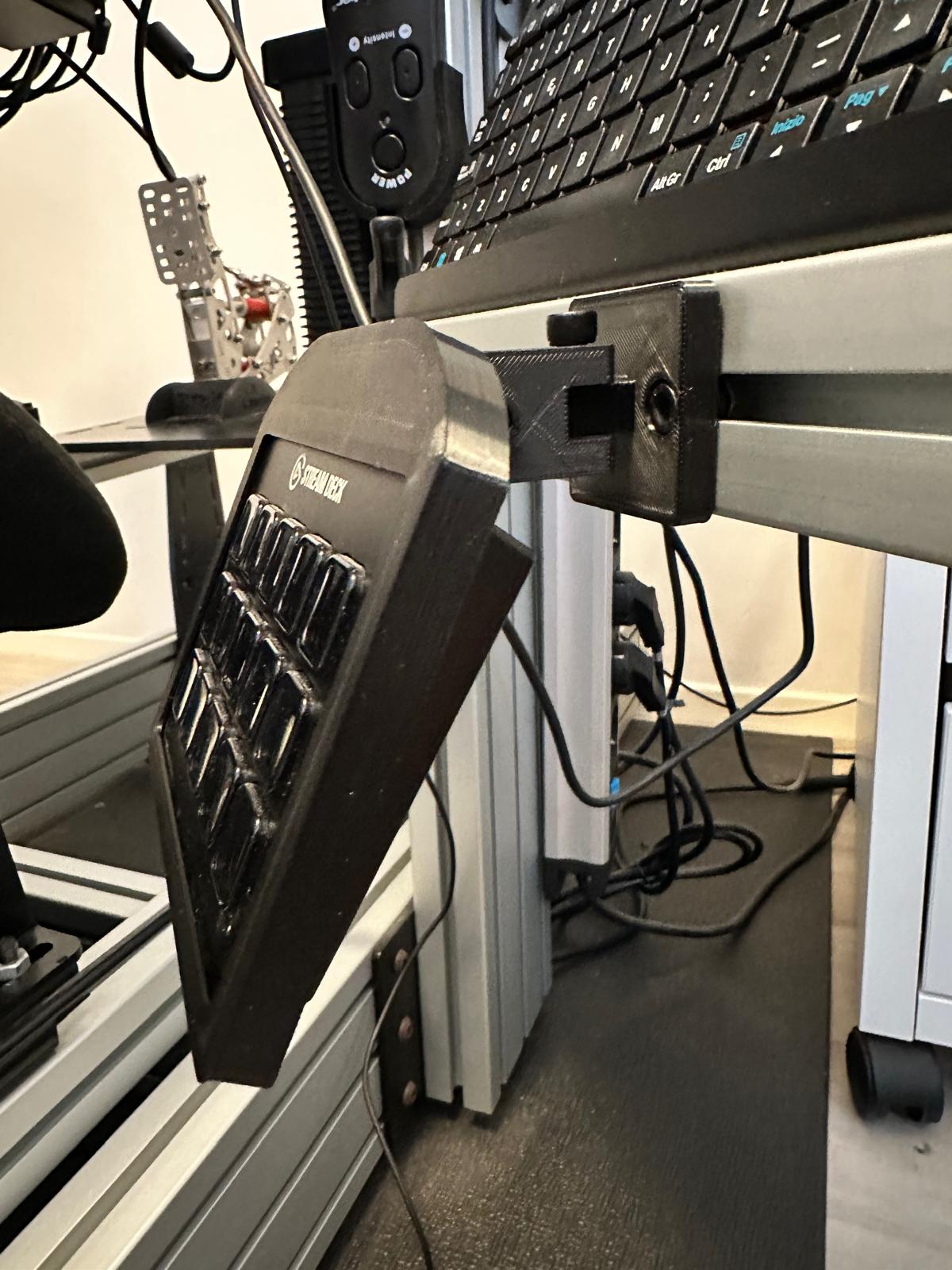 STREAM DECK HOLDER ORIENTABLE by Berto3d | Download free STL model ...