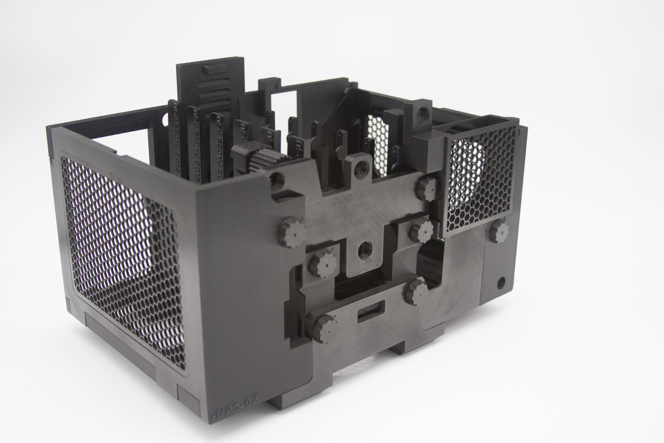 rNAS-6X - A completely 3D Printable and toolless PC NAS Case by ...