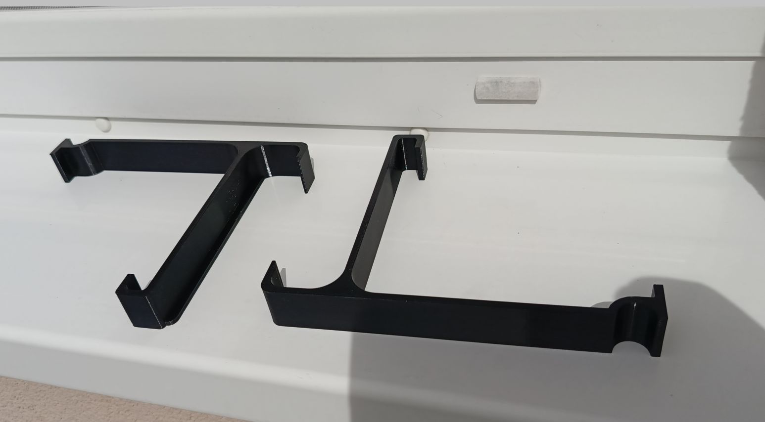 Flower box holder for plastic window - Držák truhlíku na plastové okno ...