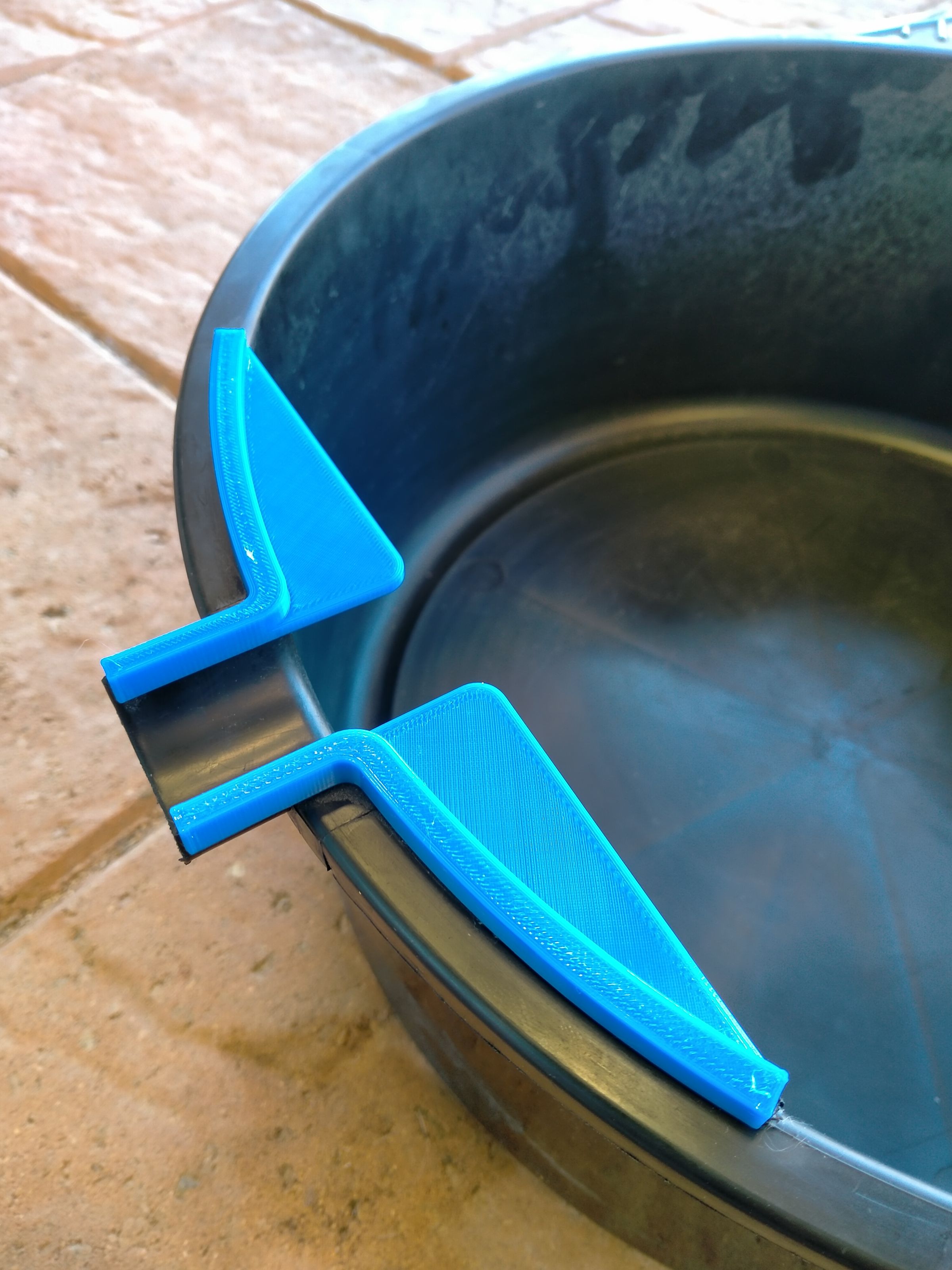8L Oil drain pan pouring spout weir by Mearcat | Download free STL ...