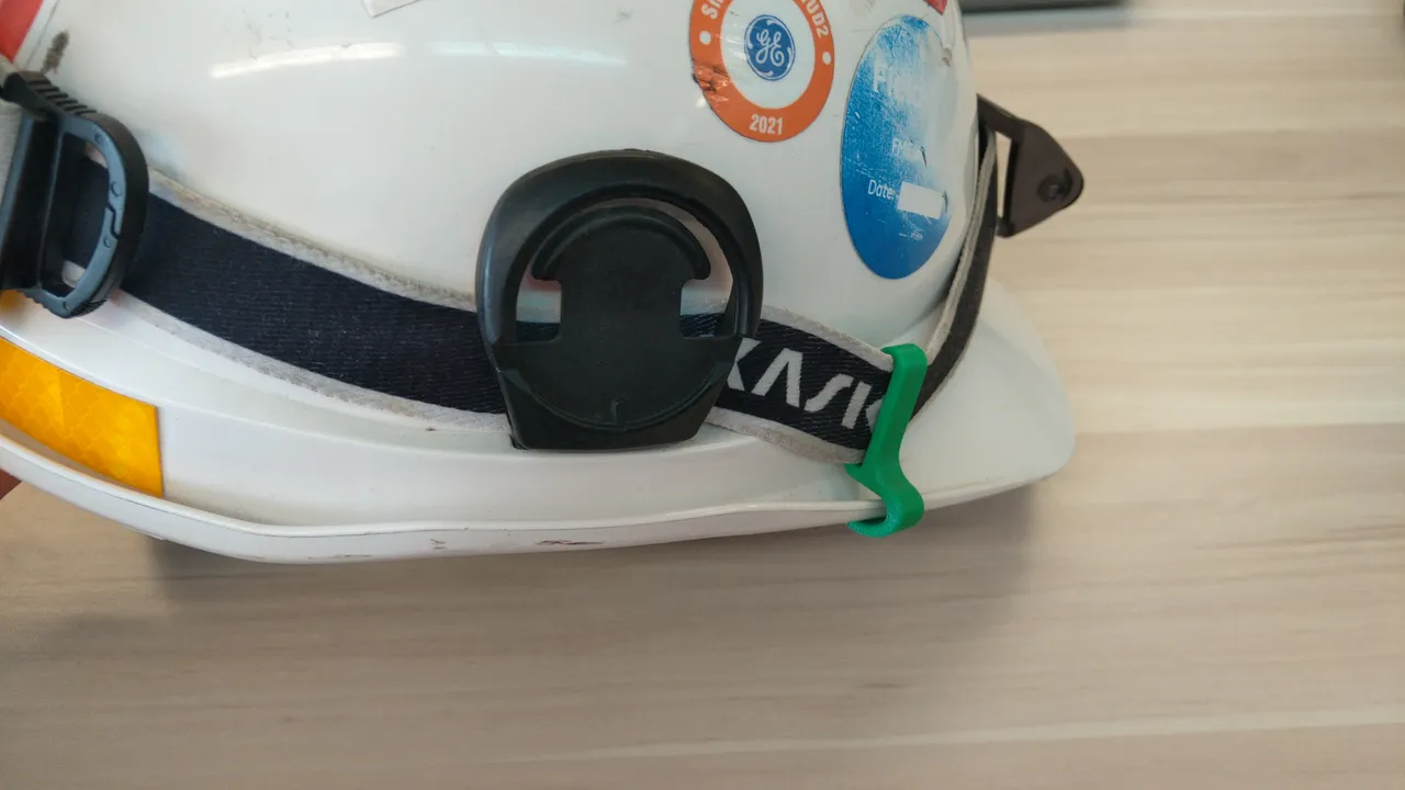 Hard hat clip for headlamp strip by KORN3L | Download free STL model ...