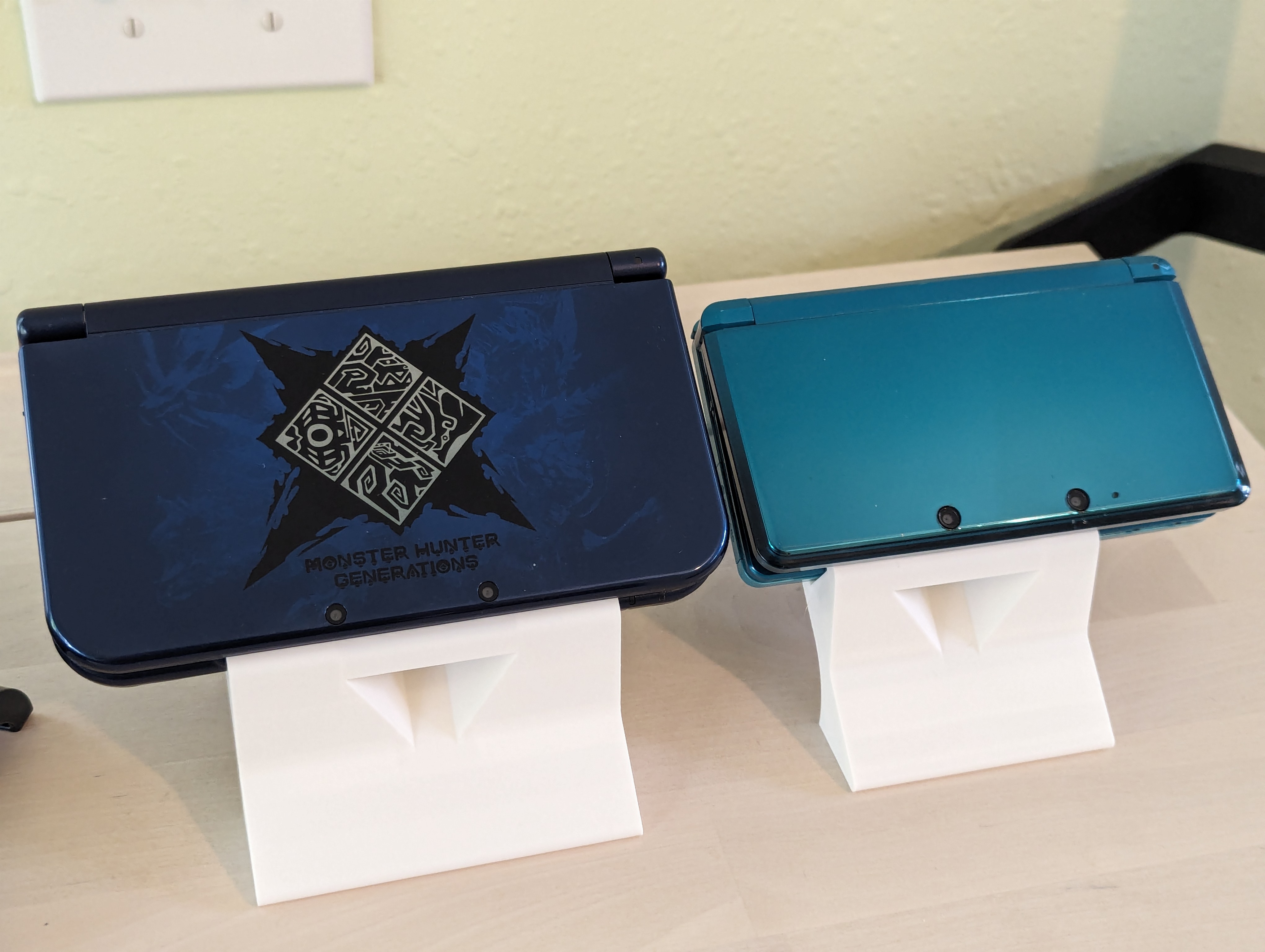 3DS Stands (for Kid Icarus Uprising) (2 Variants) by InventorIan ...