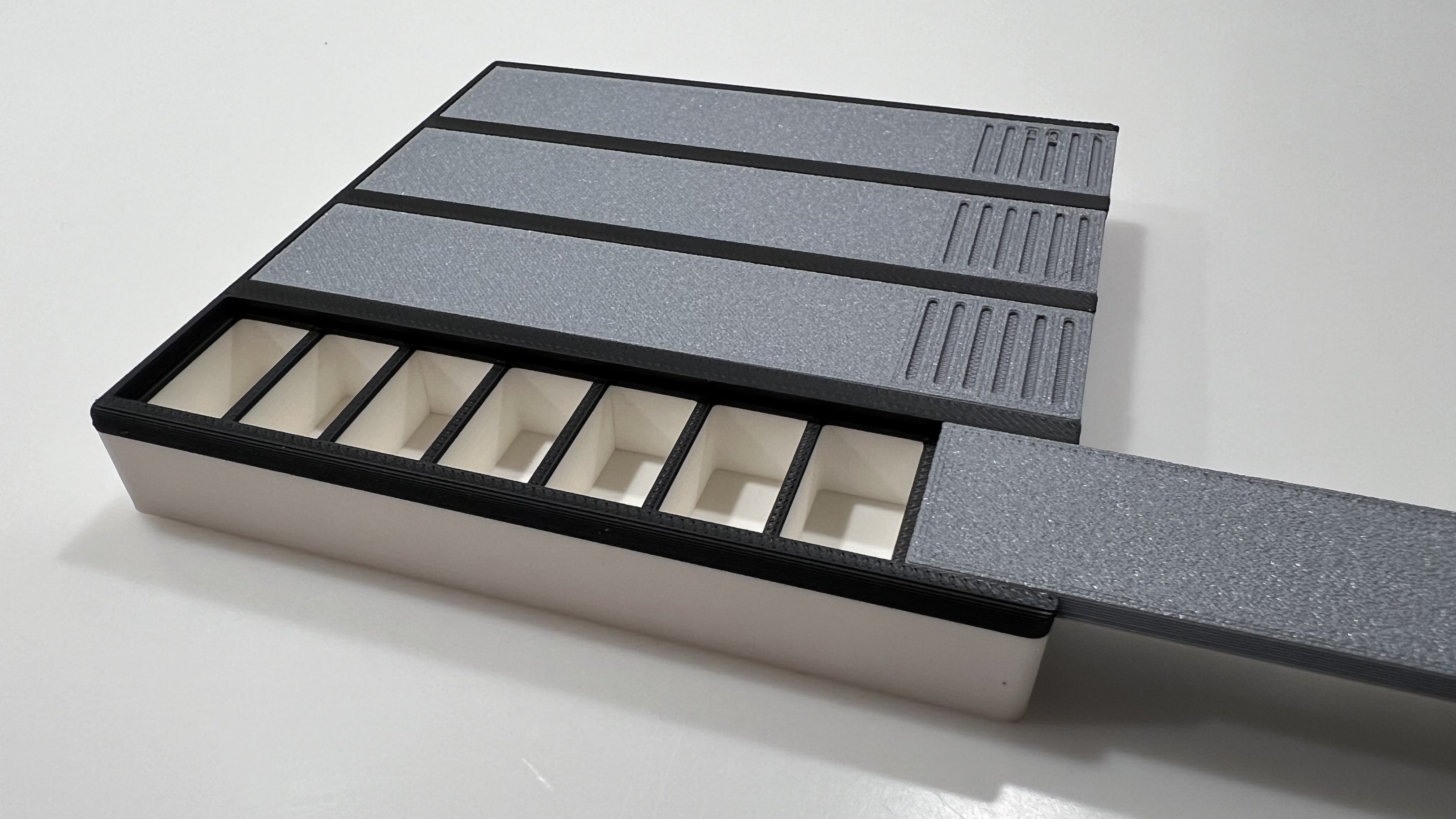Pill box with sliding lid, 4 weeks capacity por Peter Hall | Descargar ...