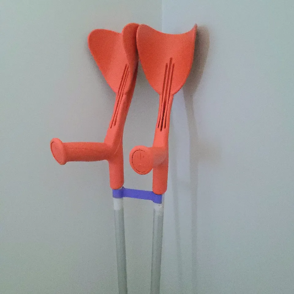Crutches Clip by Leonard Kessler | Download free STL model | Printables.com