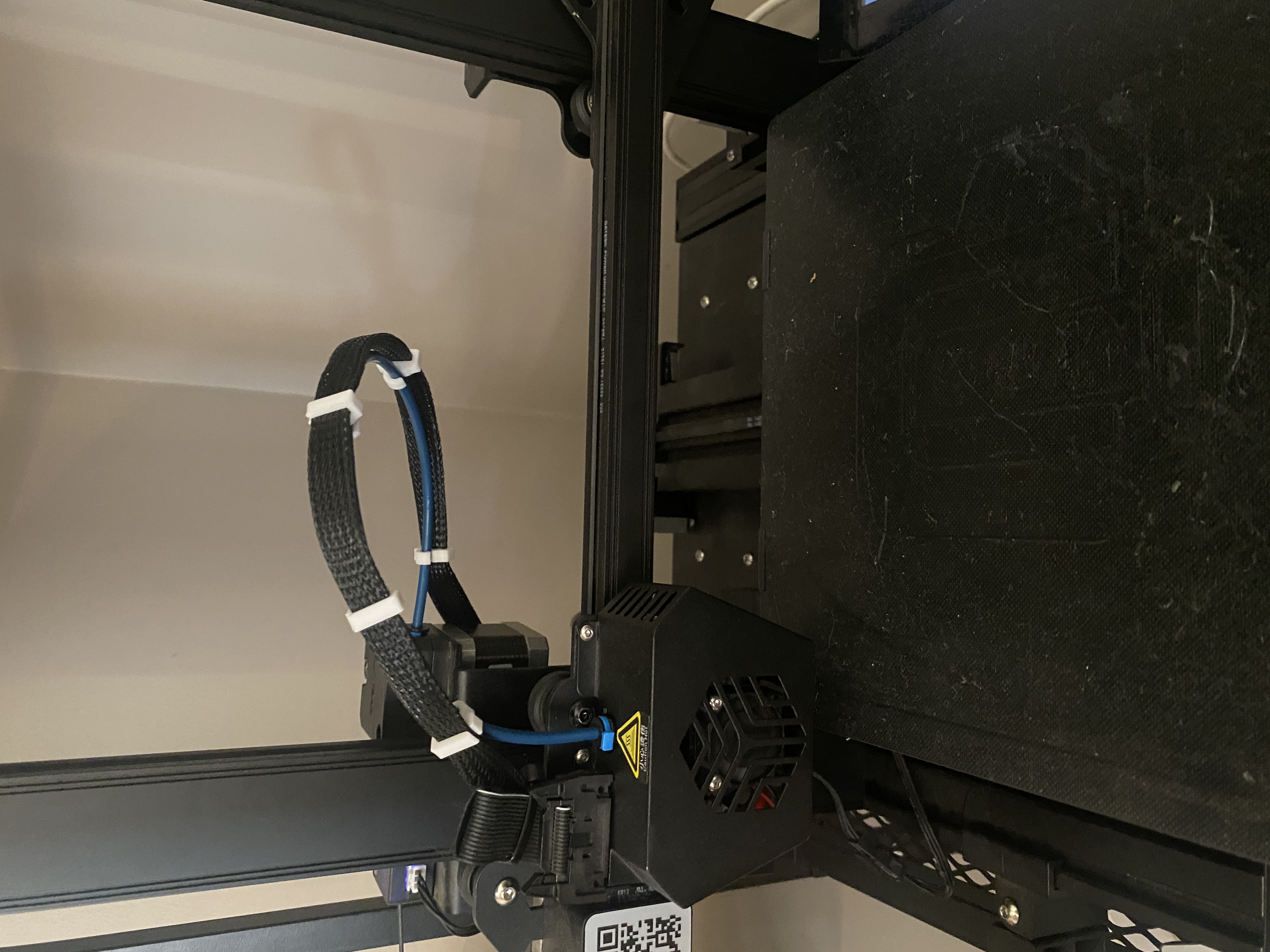Creality CR6se Bowden tube/ ribbon cable clip by xzovy | Download free ...