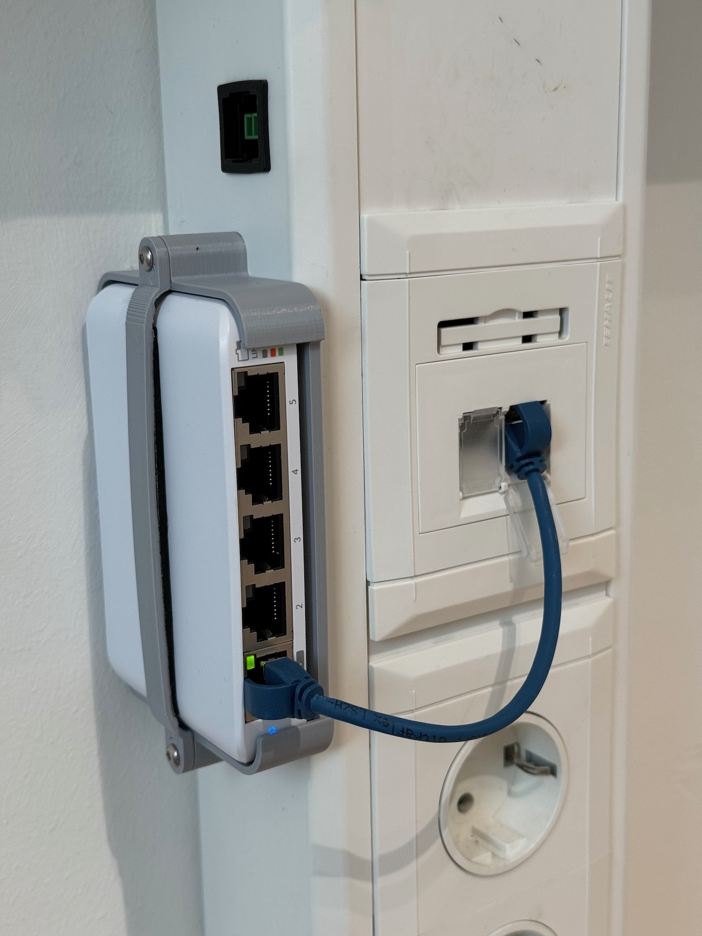 Ubiquiti Flex Mini Wall Mount by uwearzt | Download free STL model ...