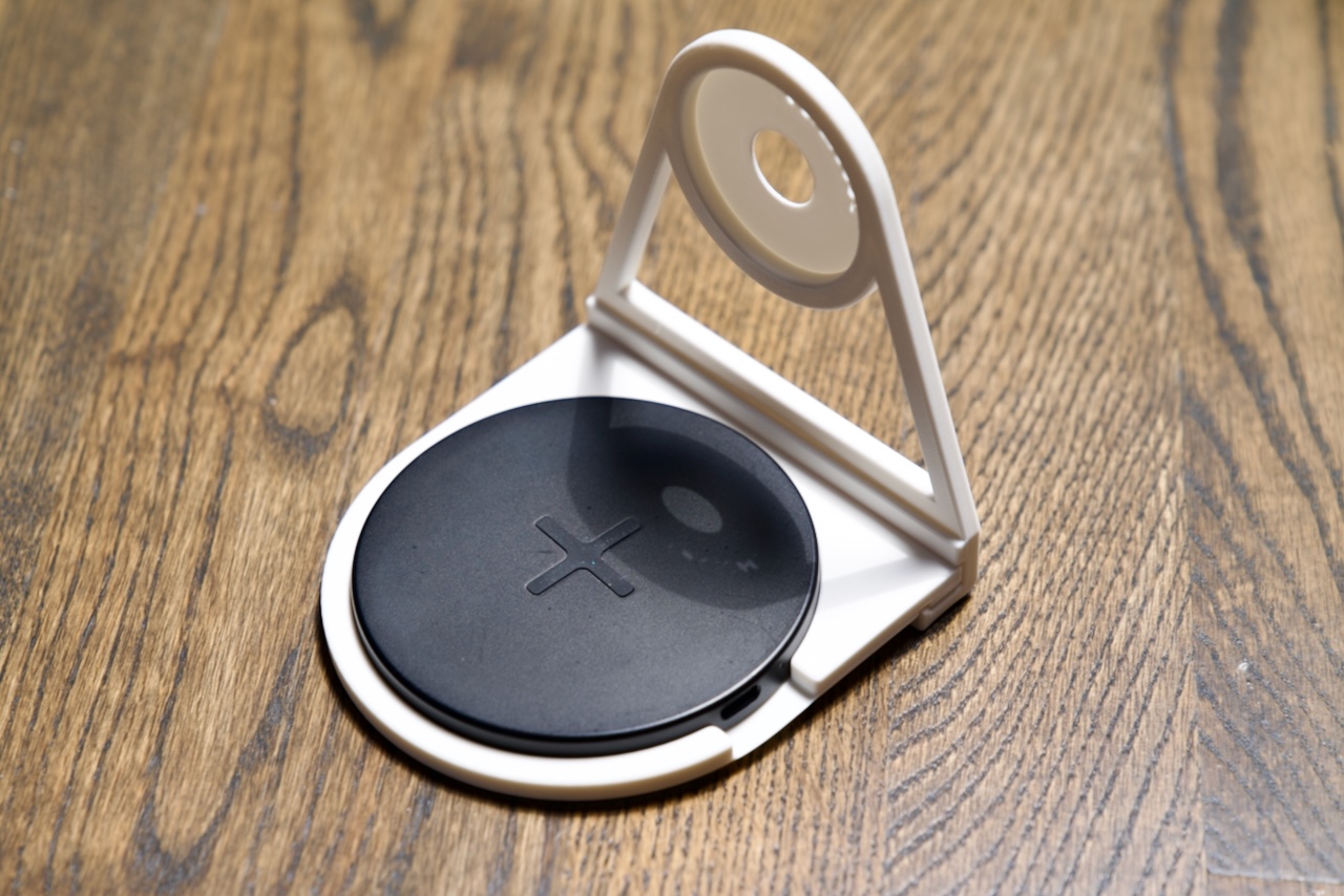 Wireless Charging Shelf for electrical socket by Roman Kiprin ...