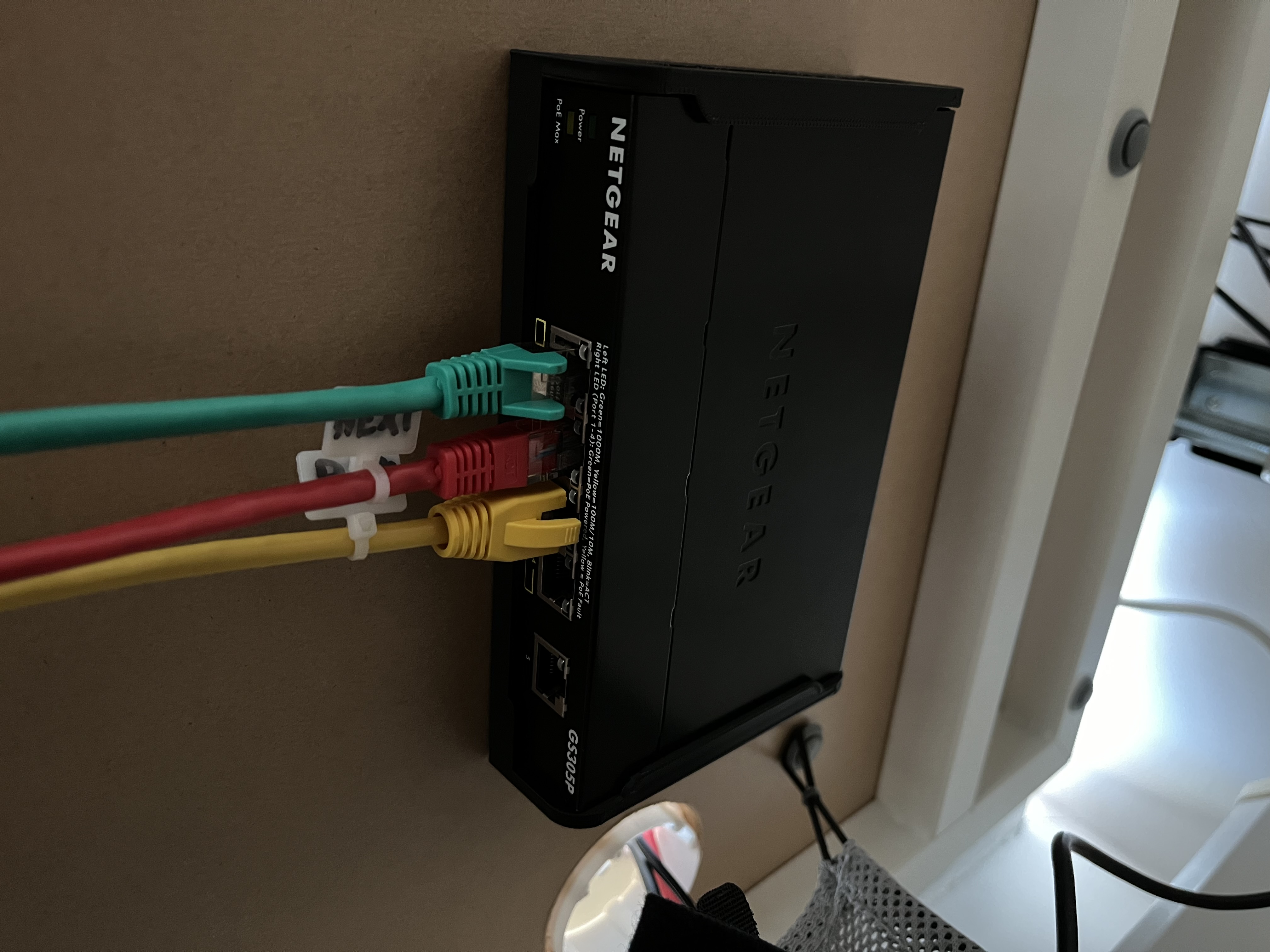 Netgear GS305P desk mount by Rivano | Download free STL model ...