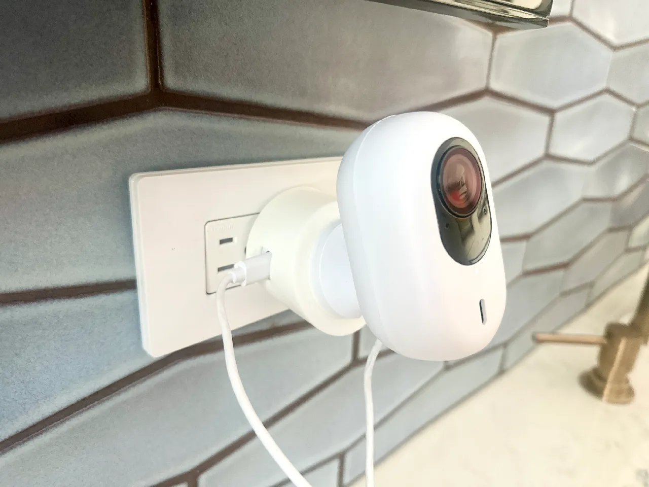 Unifi G4 Instant Camera Outlet Angle Mount by maxelman | Download free ...