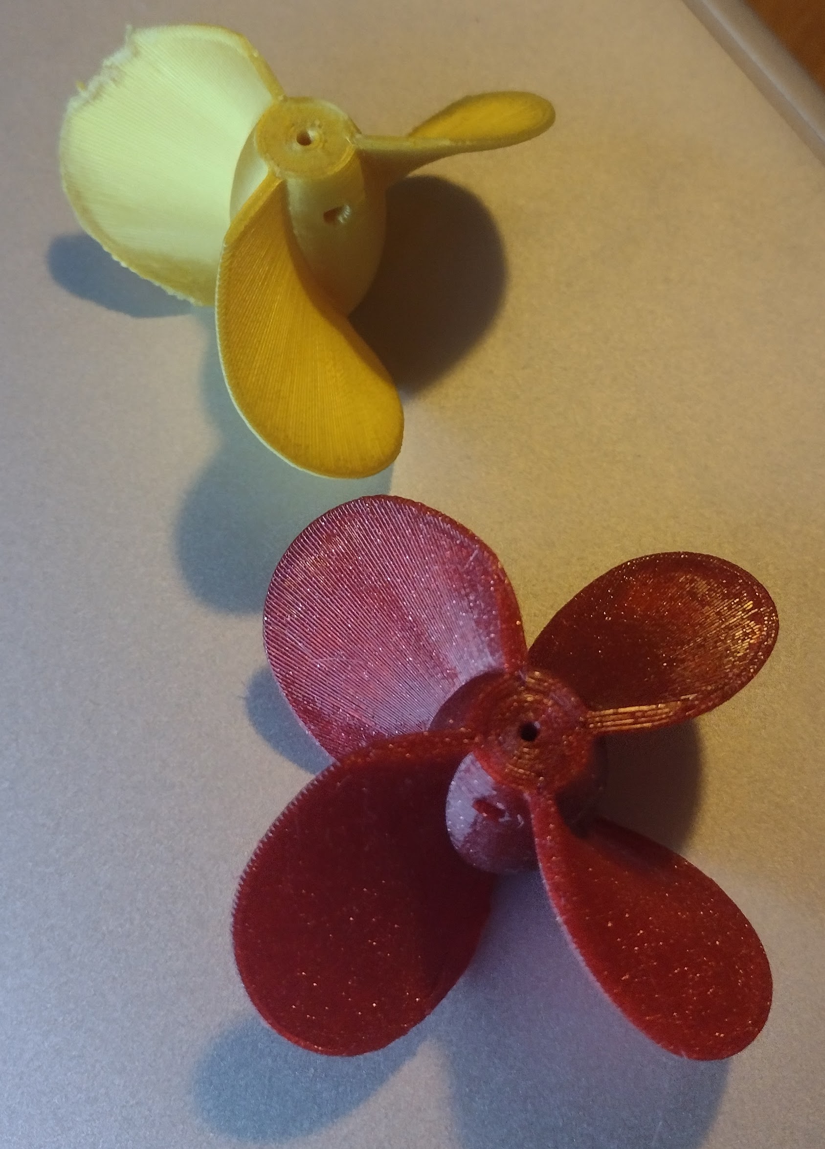 Bootschroef of scheepsschroef met 3 en 4 bladen. Boat propeller or ship ...