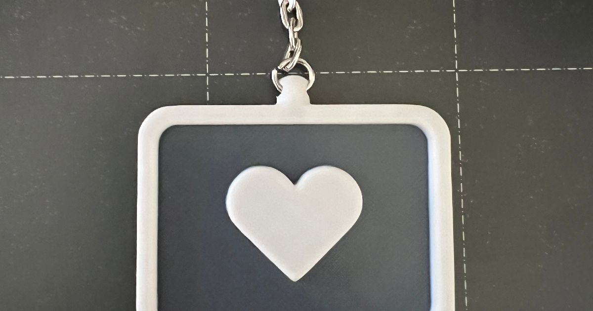 A simple and elegant two-color heart keychain by Bossinga | Download ...