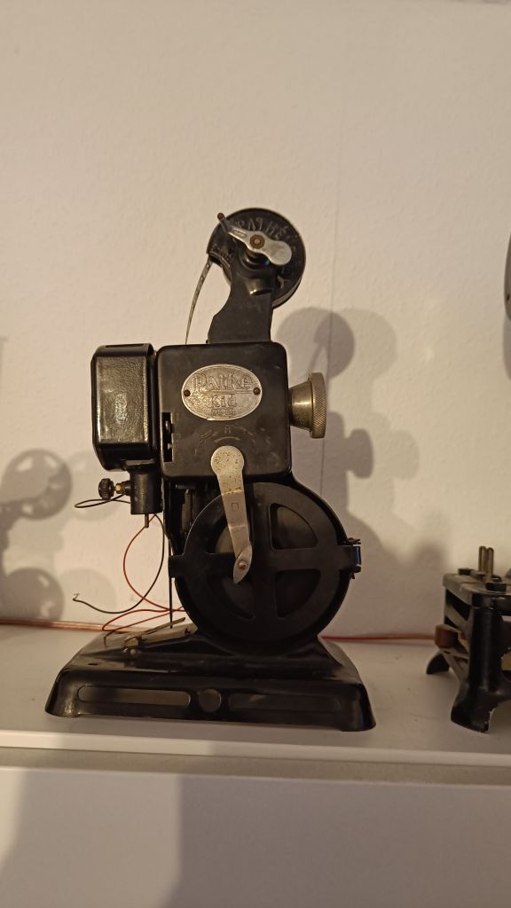 LED holder for Pathé Projectors by Cyberdyne | Download free STL model ...