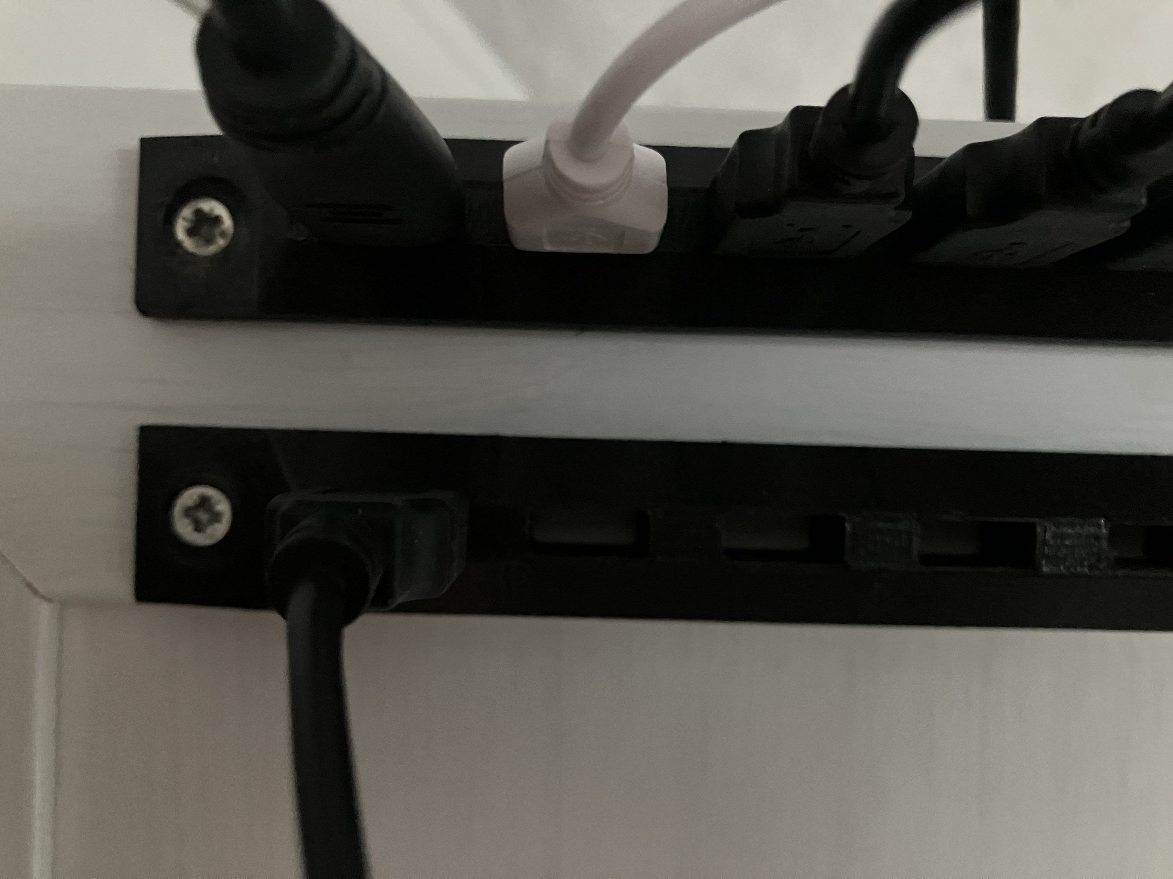 USB Organiser/Hanger with Sockets by shkarlsson | Download free STL ...