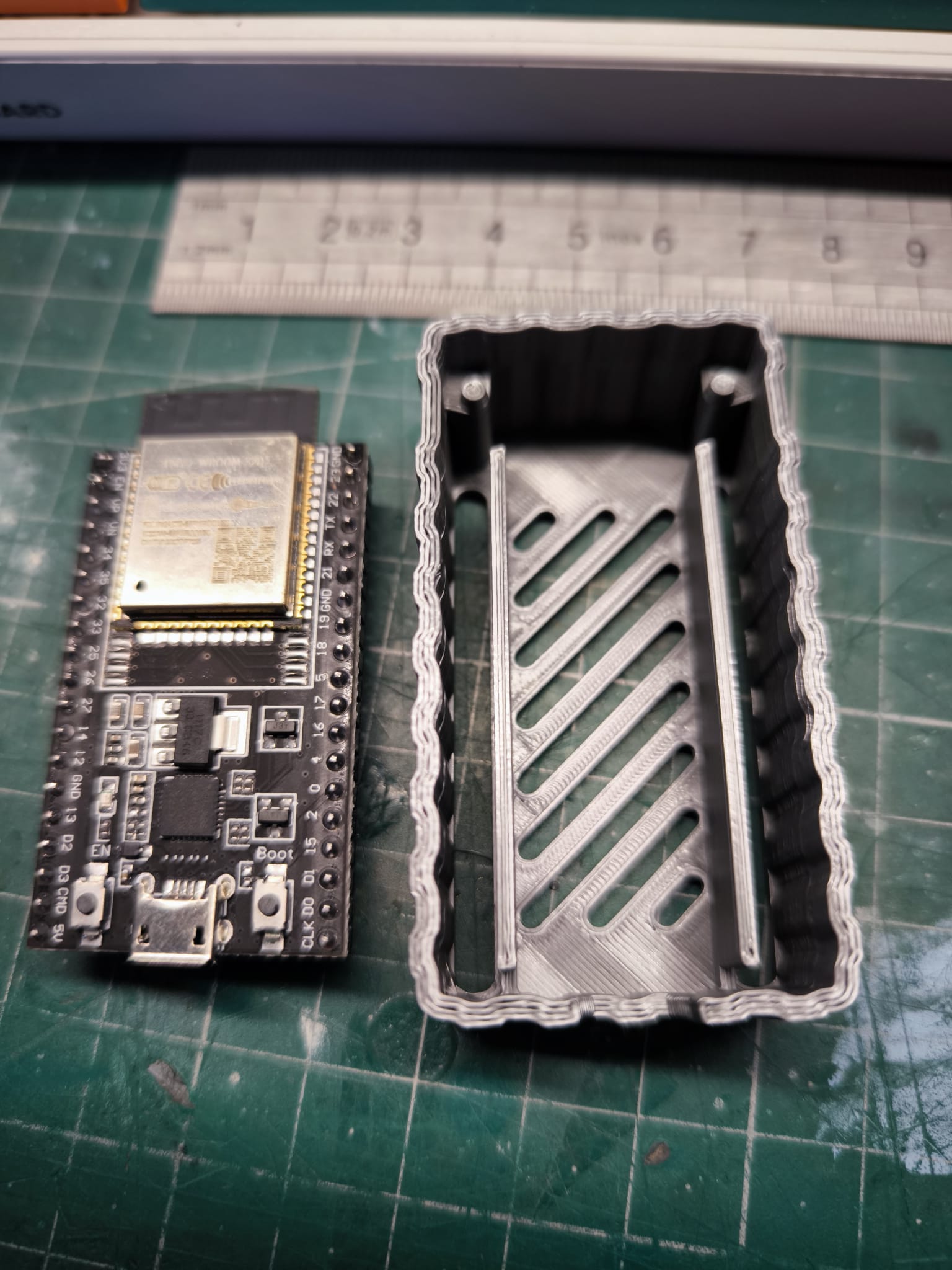 Caja para ESP32 WROOM 32D by tovaritx tvx | Download free STL model ...