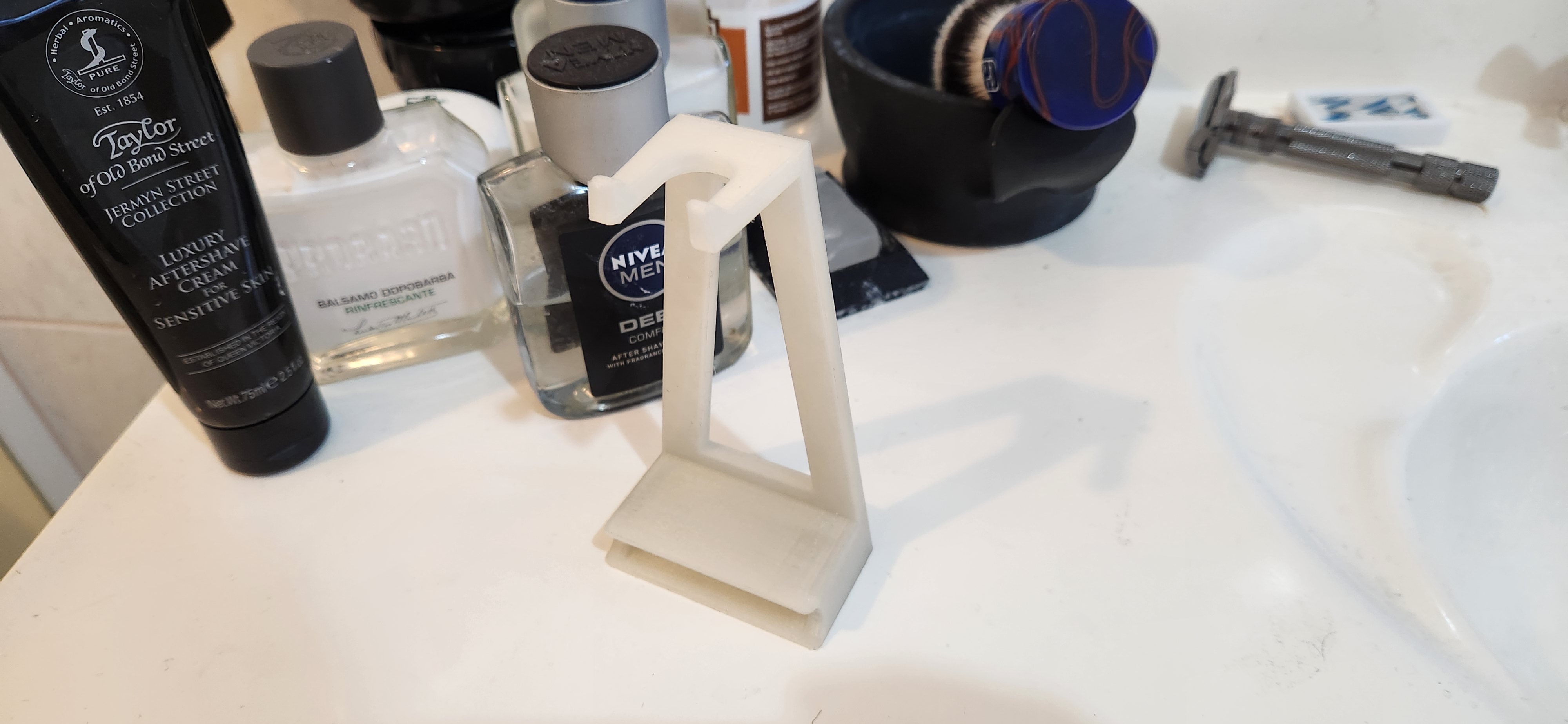 DE Safety Razor Stand with Blade Slot by Adam Bielby | Download free ...