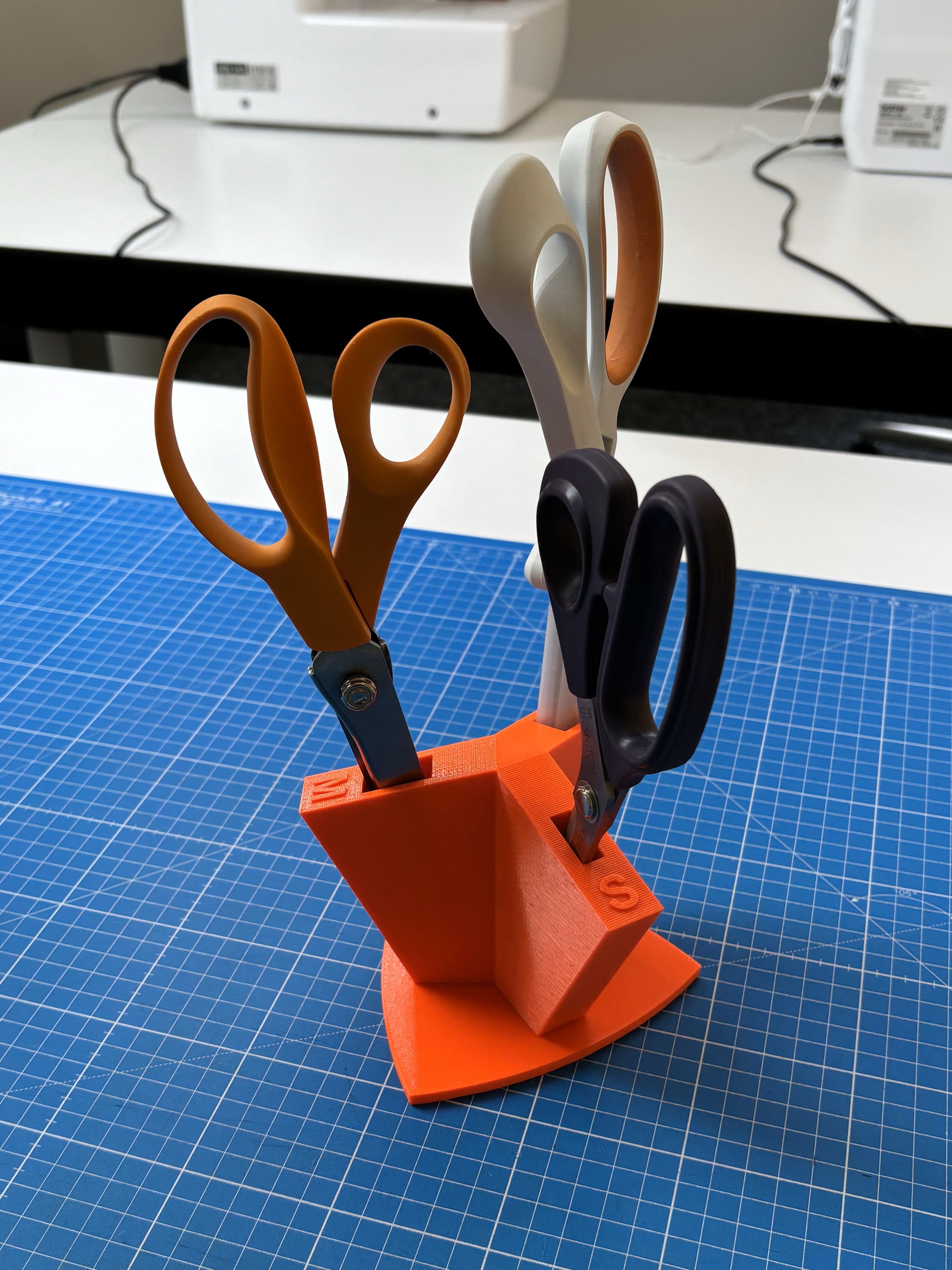 Triangle Scissor Holder 120 by adsw | Download free STL model ...