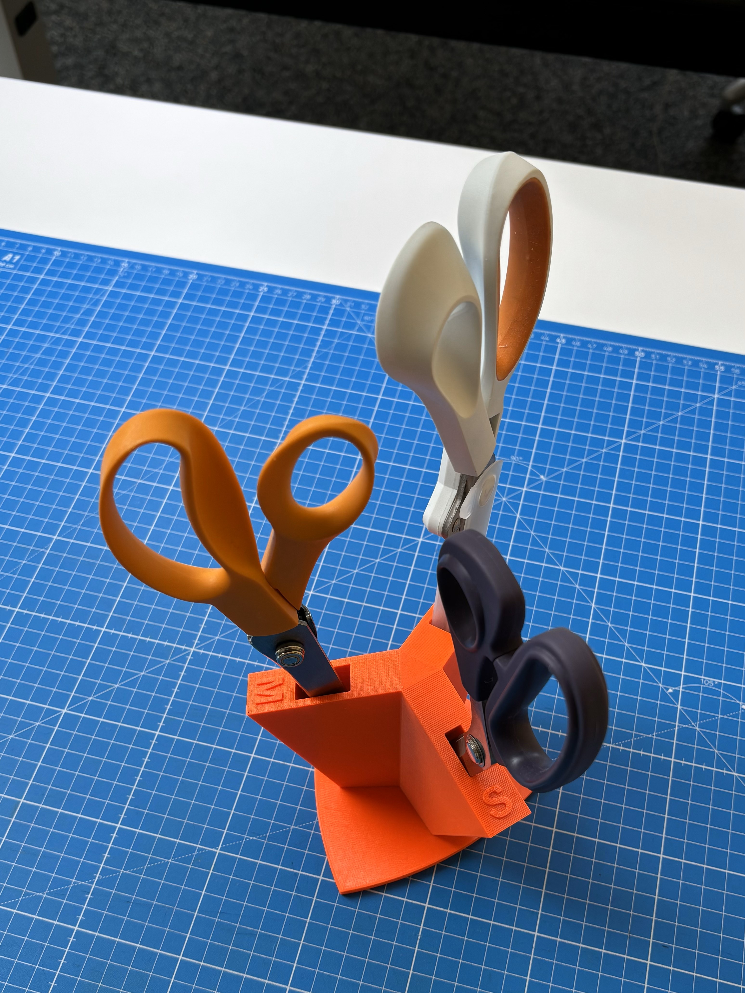 Triangle Scissor Holder 120 by adsw | Download free STL model ...