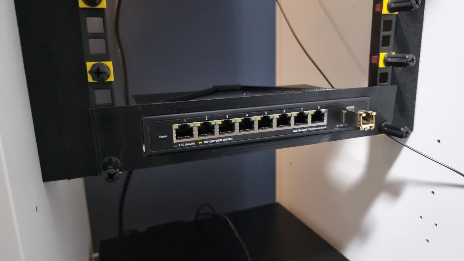 Horaco 8 port Switch 10 inch rack mount by brunoh | Download free STL ...