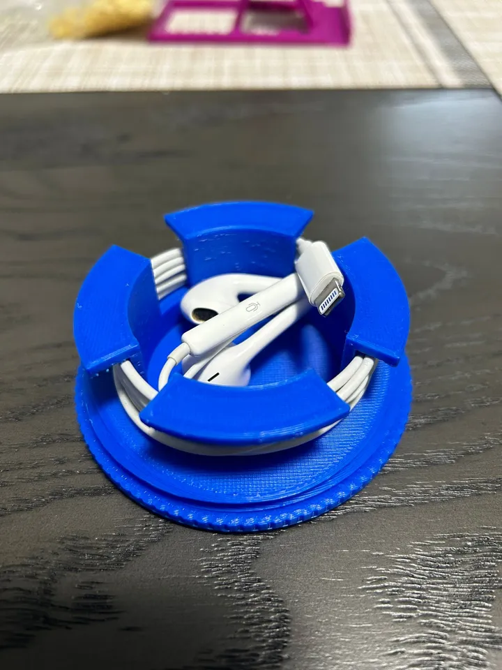 Wired Earbuds Holder/Case v2.0 by Luis Carlos Morales | Download free ...