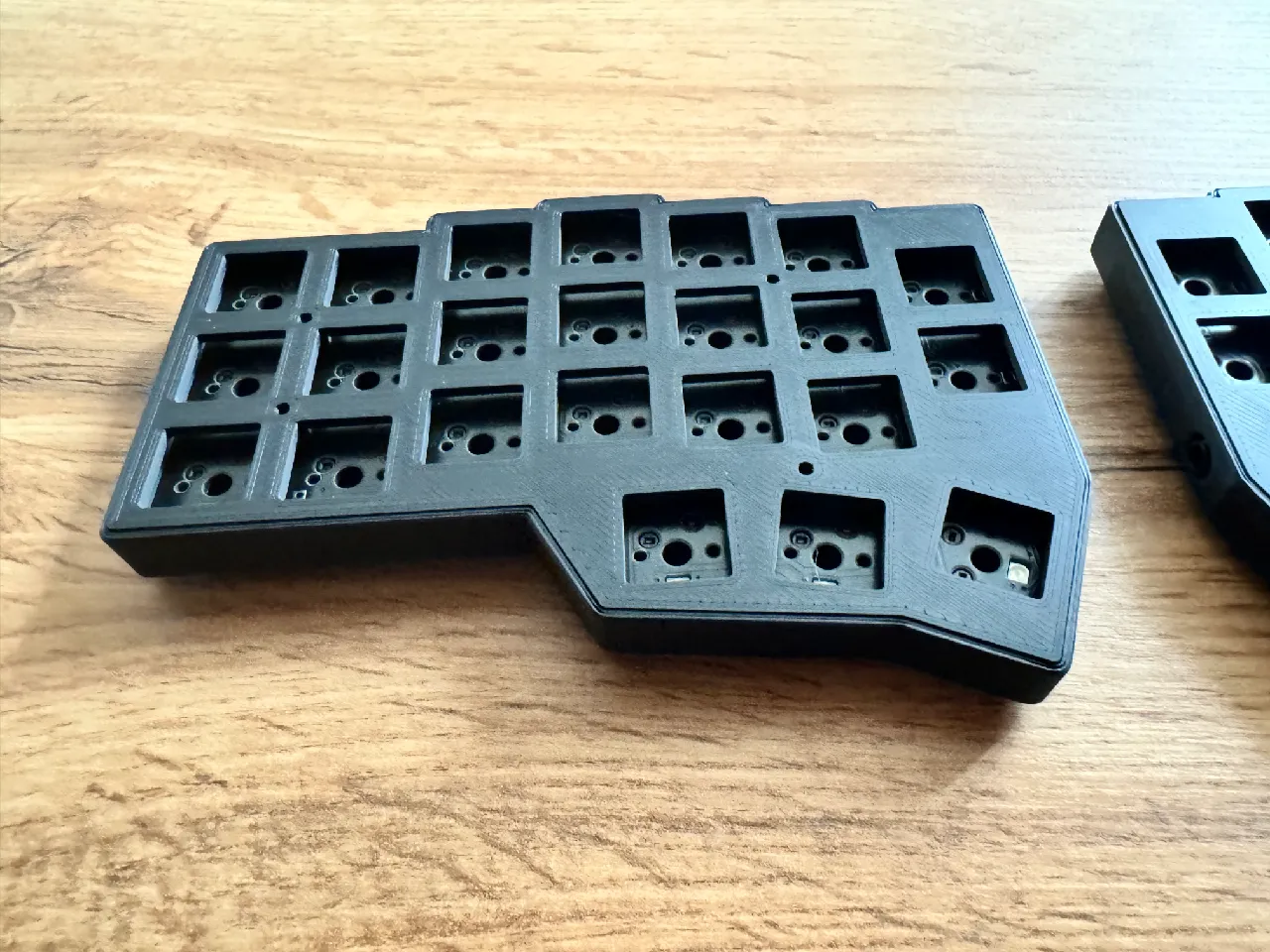 Corne (crkbd) split Keyboard V4.1 new case with renforced plate by GiorgioFoX | Download free ...
