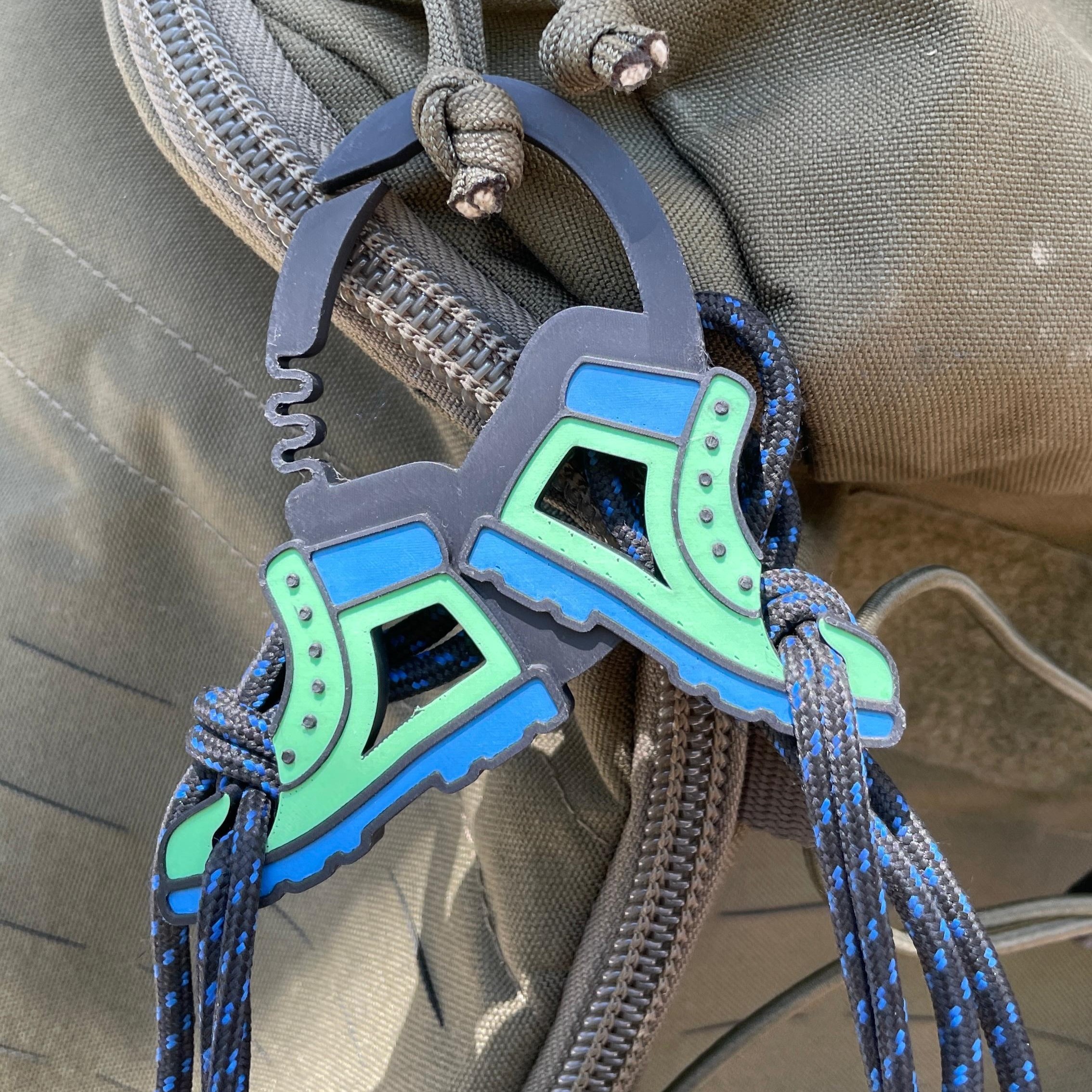 Backpack Shoe Hanger with Carabiner by Pelixx01 | Download free STL ...