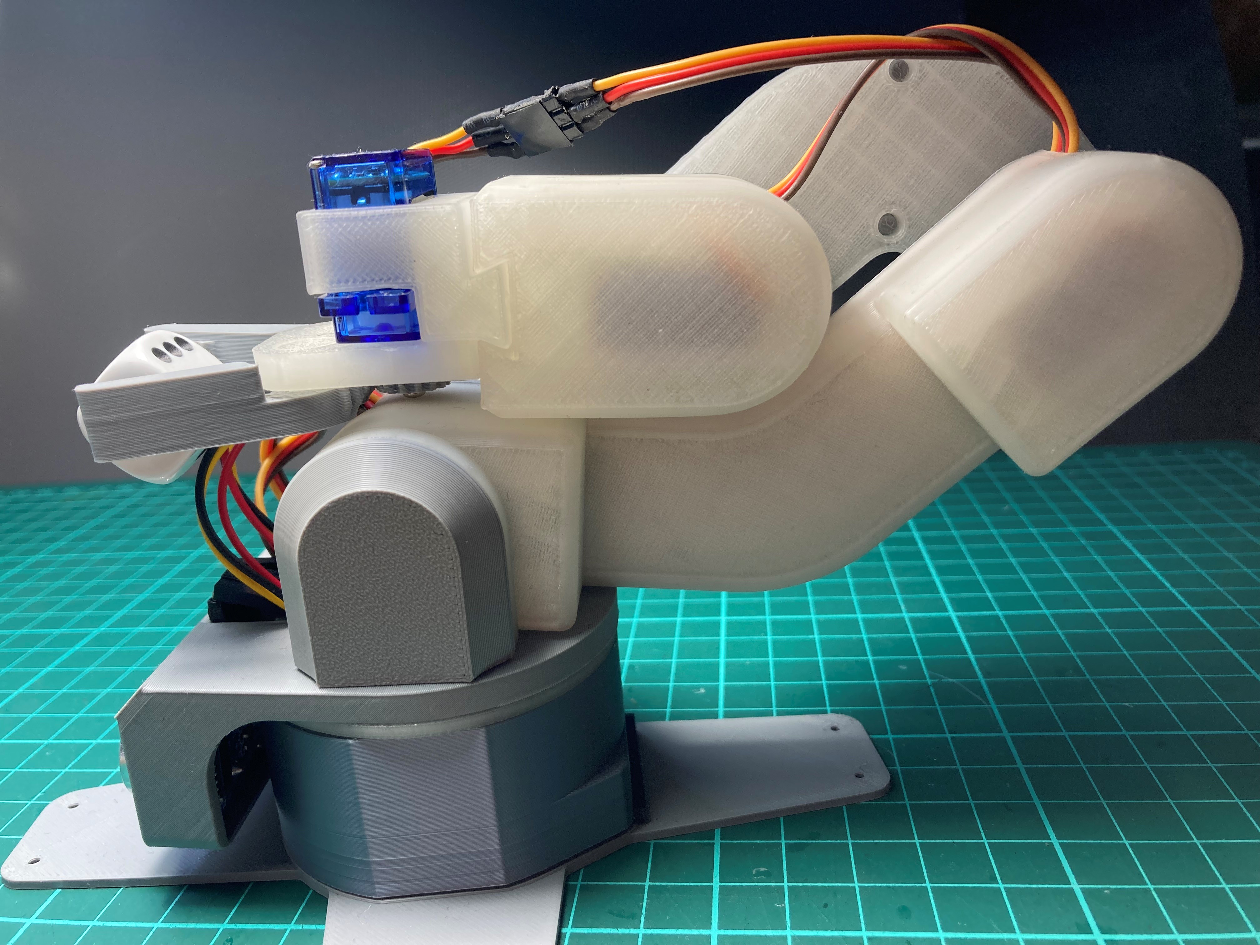 A mini robotic arm with an ultrasonic sensor for beginners autorstwa ...