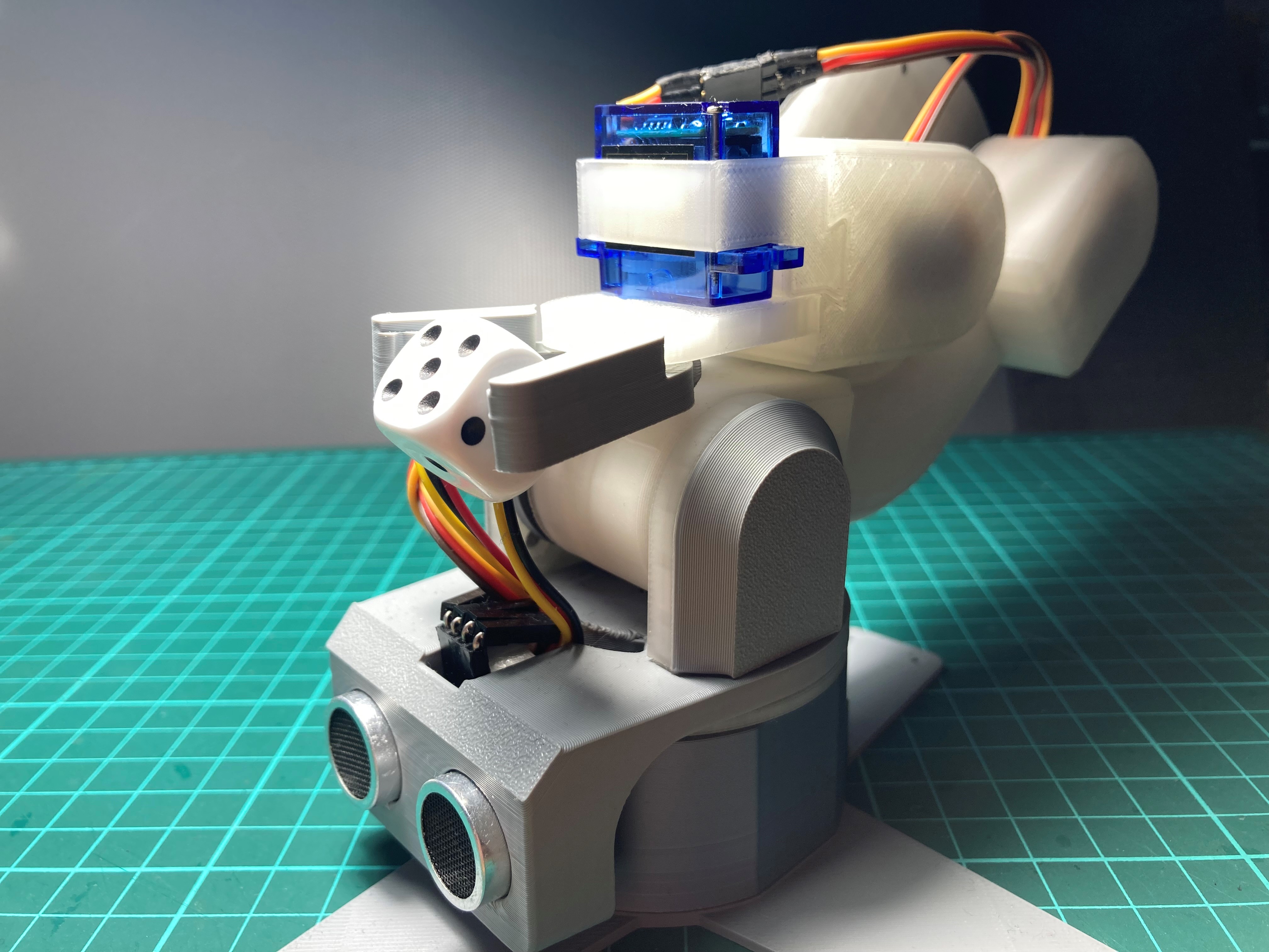 A mini robotic arm with an ultrasonic sensor for beginners autorstwa ...
