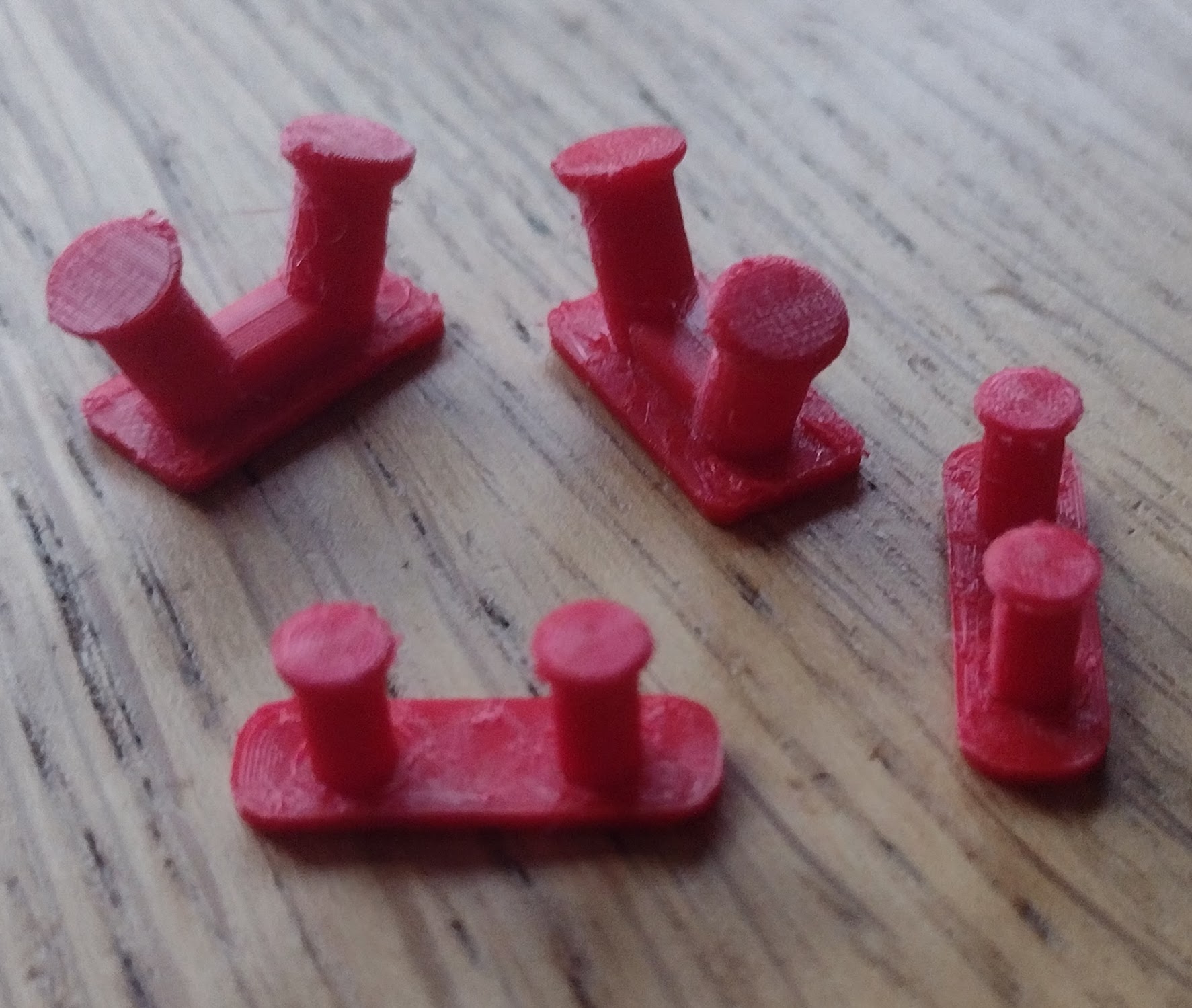 8 Verschillende bolders voor aanlegsteigers. 8 Different bollards for ...