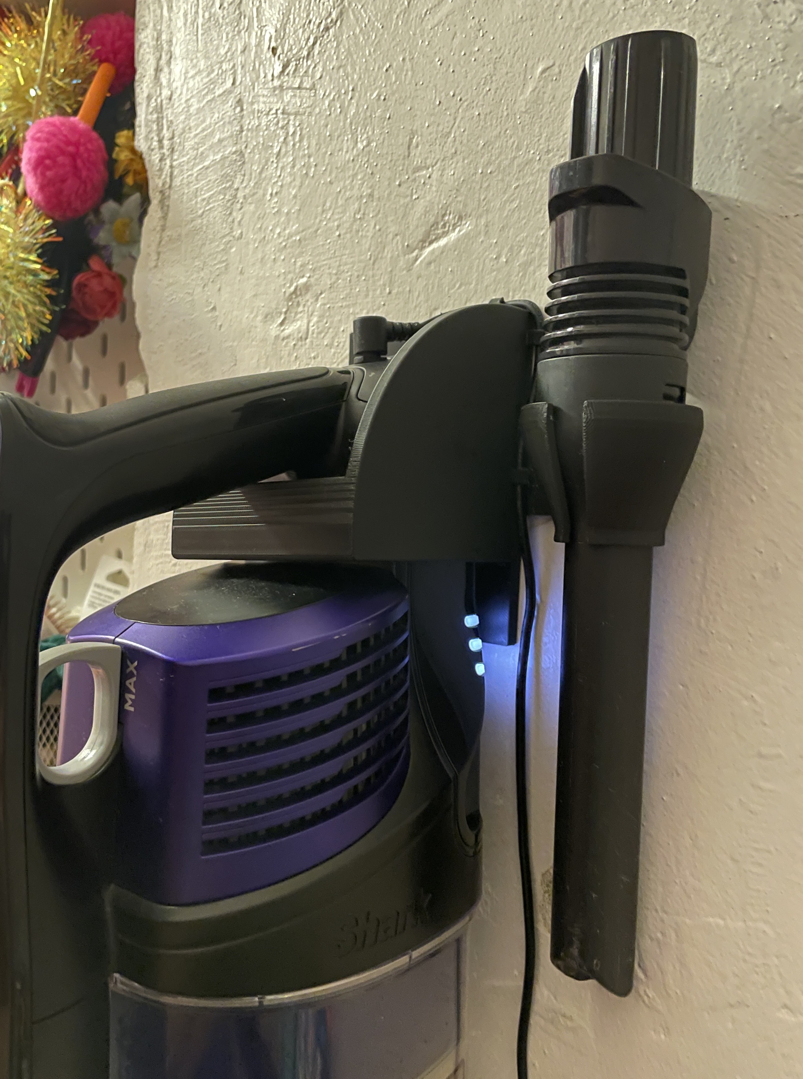 Shark Vacuum Mount with Integrated Cable Clip and Accessory Holder par ...