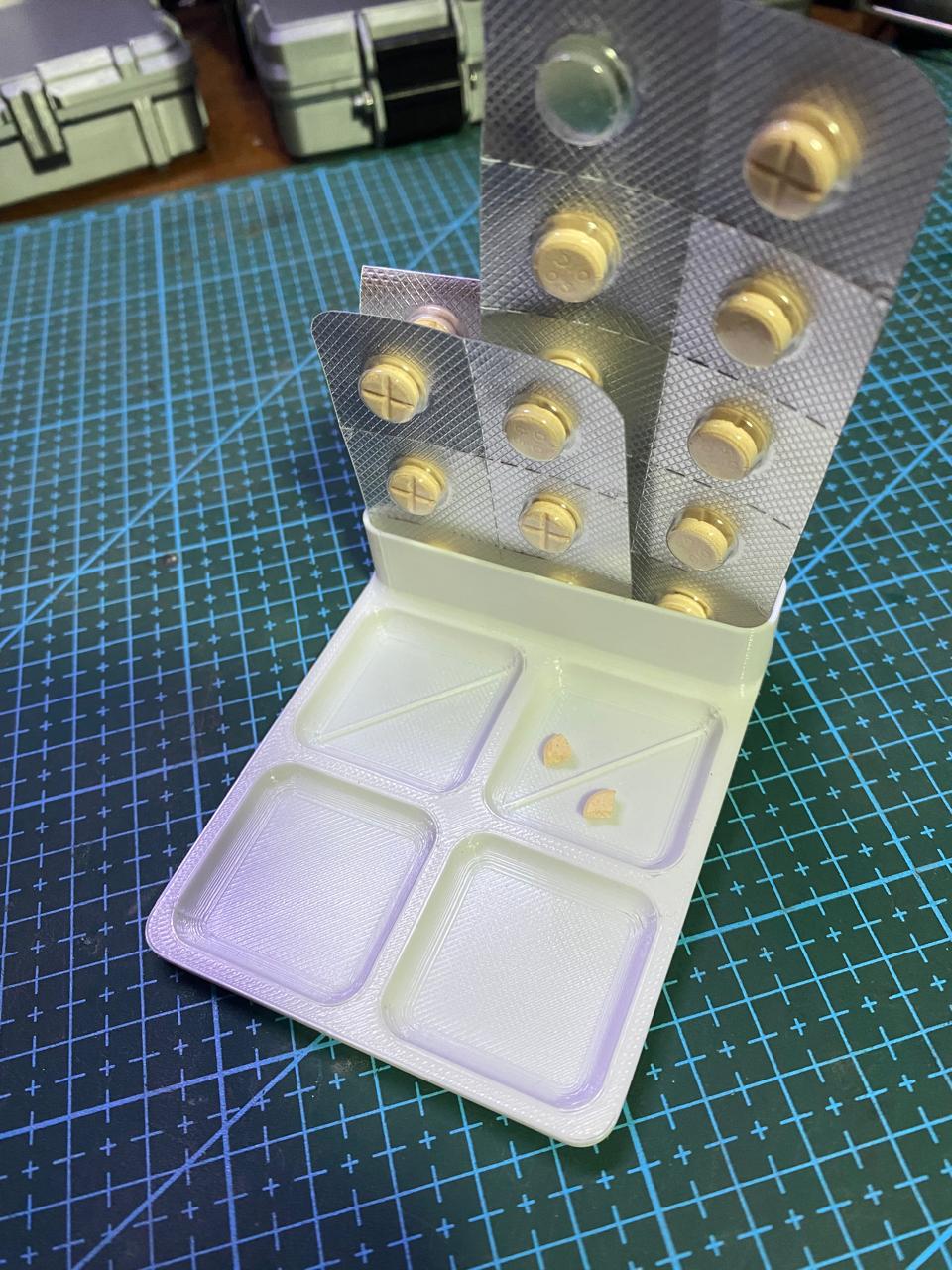 Pill tray with integrated splitters par Sehgel | Téléchargez ...