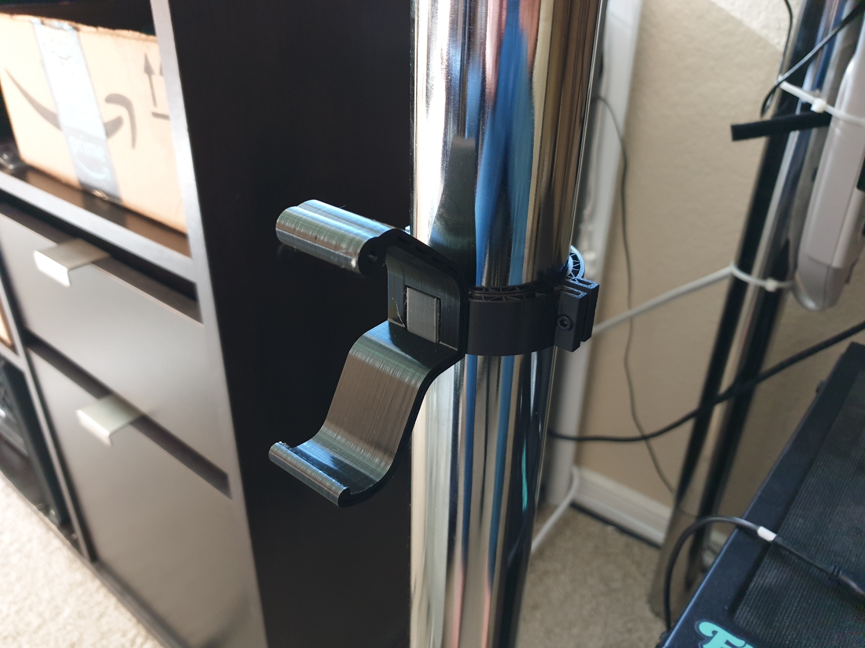 XBOX One Controller mount for IKEA table leg (55mm) by BeardRobot ...