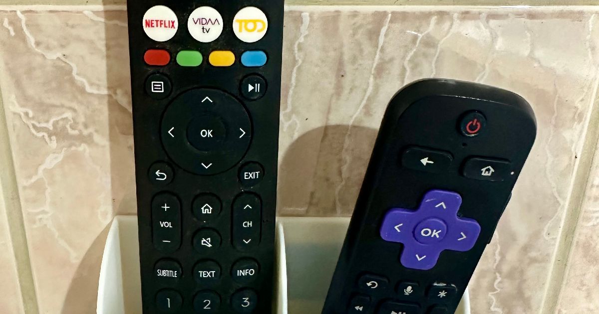 TV/Roku Remote Holder with groove for double sided tape by UoAoE3D ...