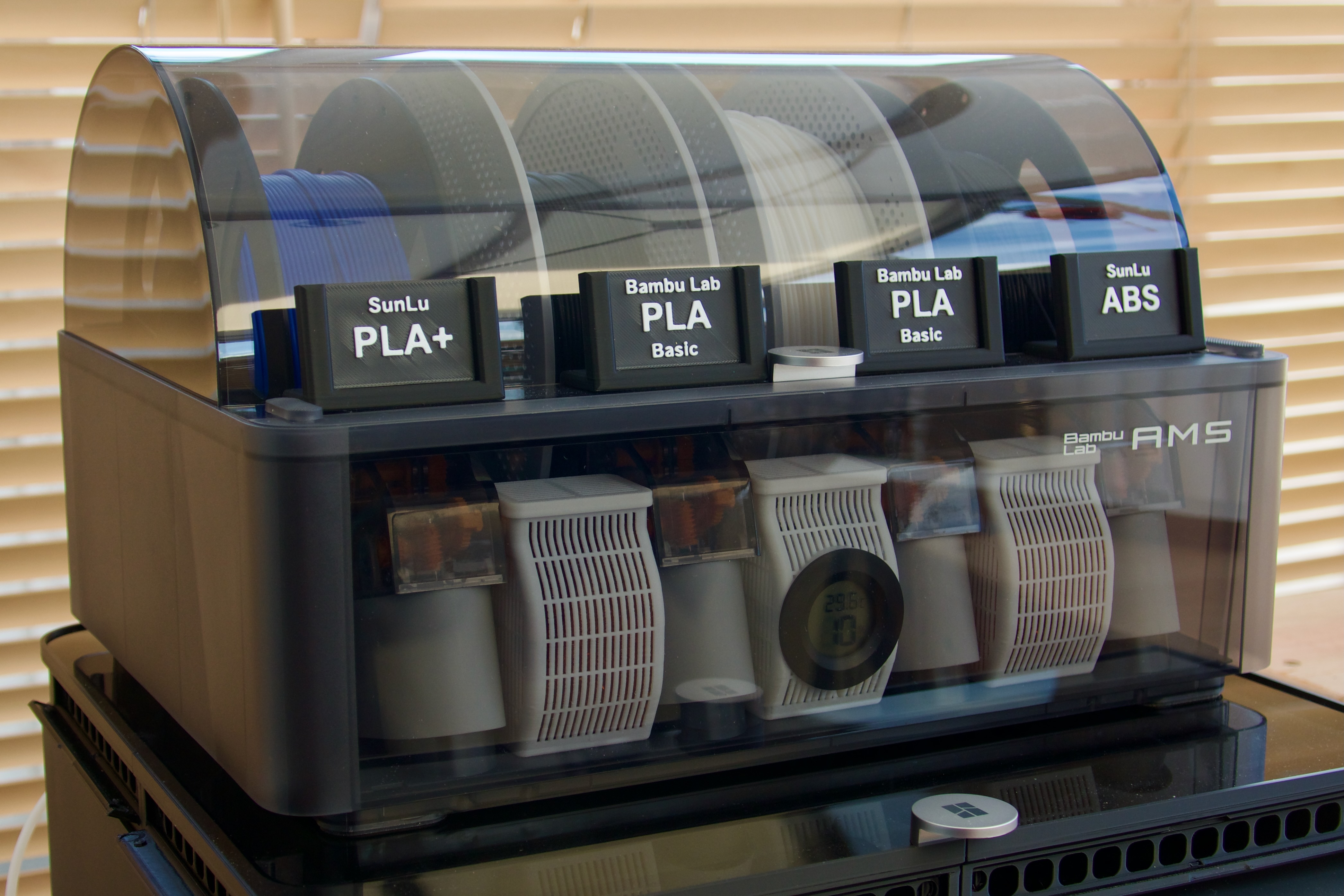 Label Stand With Swappable Labels by raymanengland | Download free STL ...