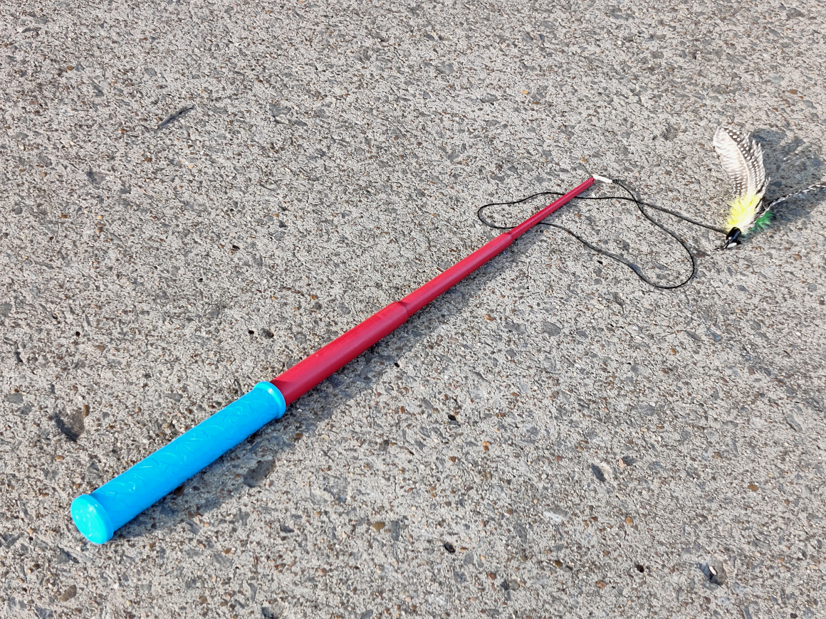 Telescoping Cat Saber - Retractable Cat Wand Toy! por Tony Youngblood ...