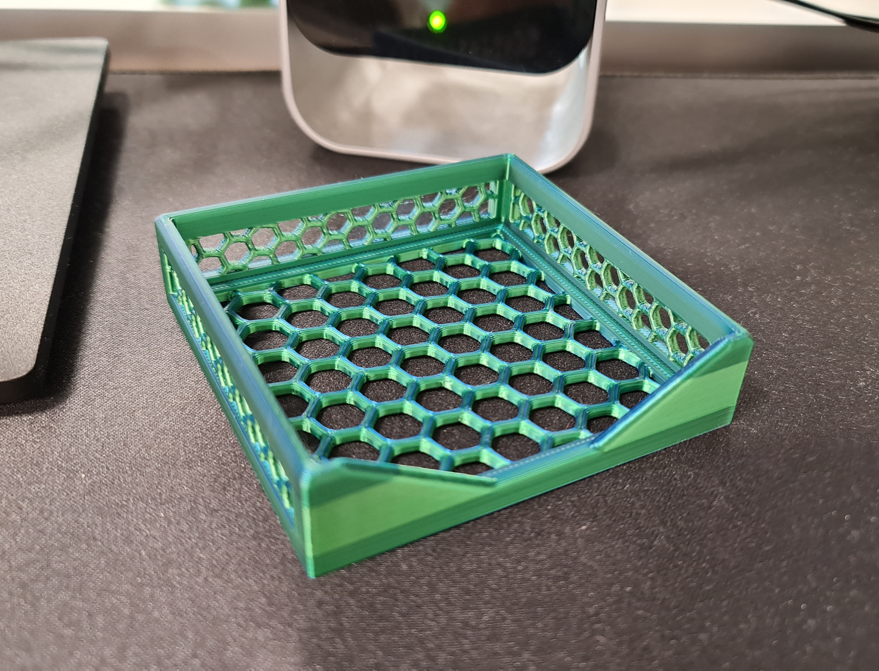 Post-It Note Holder - Simple and Clean Hex Pattern by medievalchris16 ...