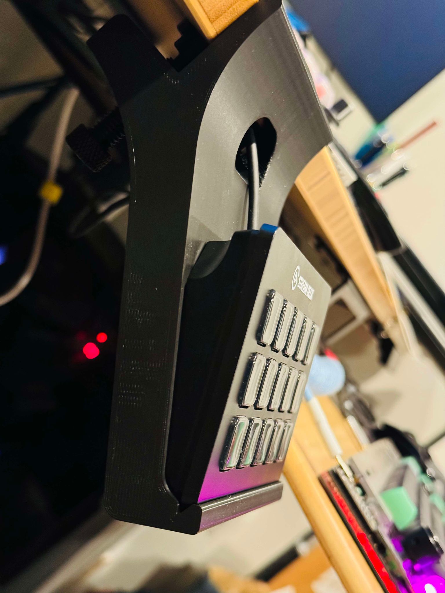 Elgato Stream Deck Mk 2 Desk Mount by hexavi42 | Download free STL ...