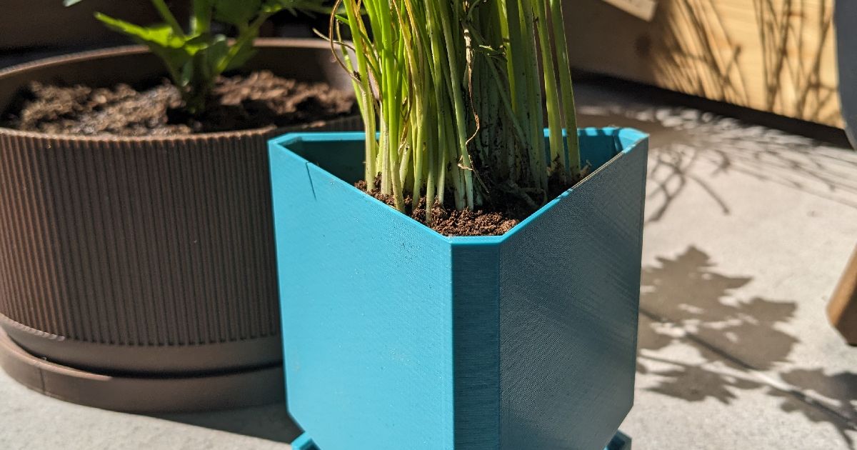 Triangle Pot with Integrated Tray by Tycho Design | Download free STL ...