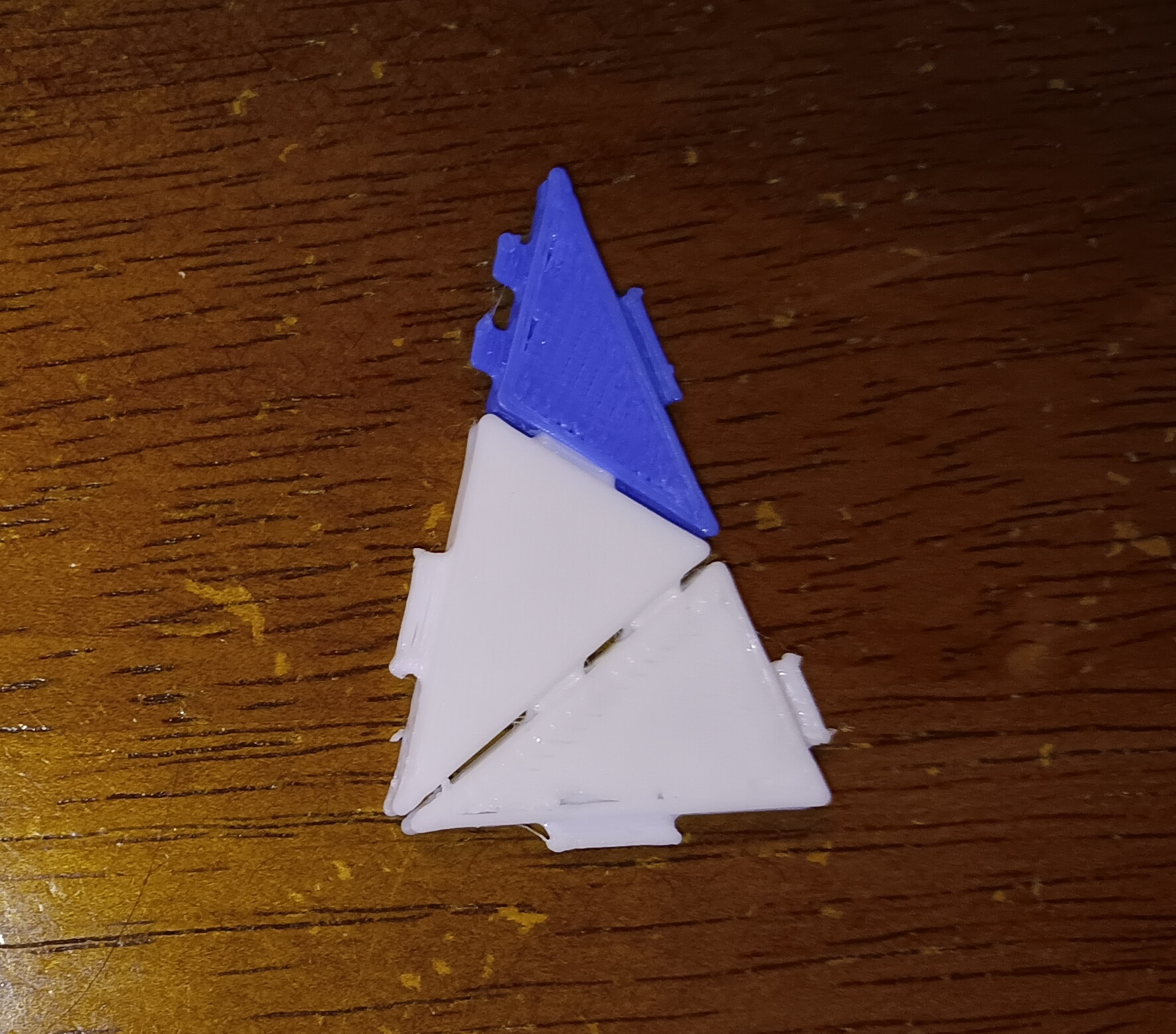 Penrose tiling based on flippable triangles with hidden tabs par Paul ...