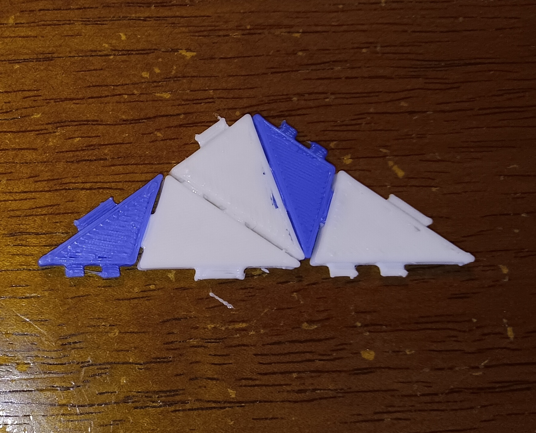 Penrose tiling based on flippable triangles with hidden tabs par Paul ...