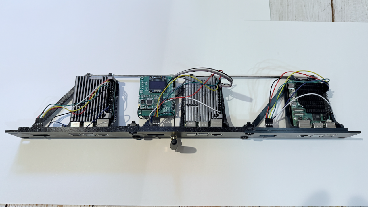 19 inch rackable raspberry Pi + OLED & Push Button + SSD + Antenna por ...