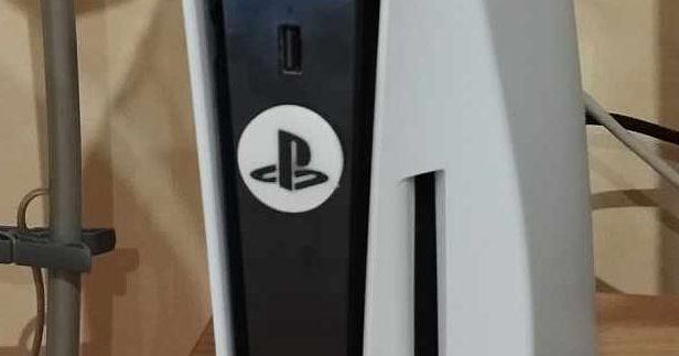 Badge USB-C PS5 - White Background by Allan Fonroques 🚀 | Download free ...