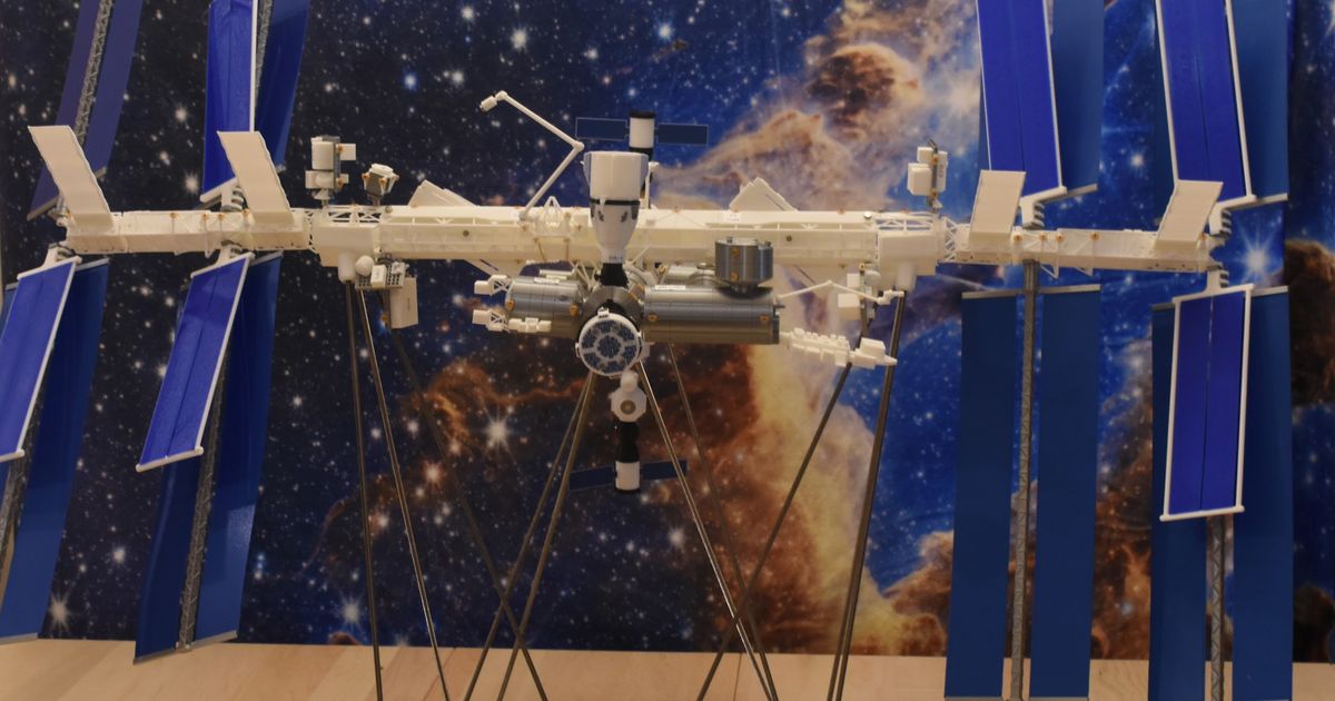 ISS 1:100 Display Stand by maxfagin | Download free STL model ...