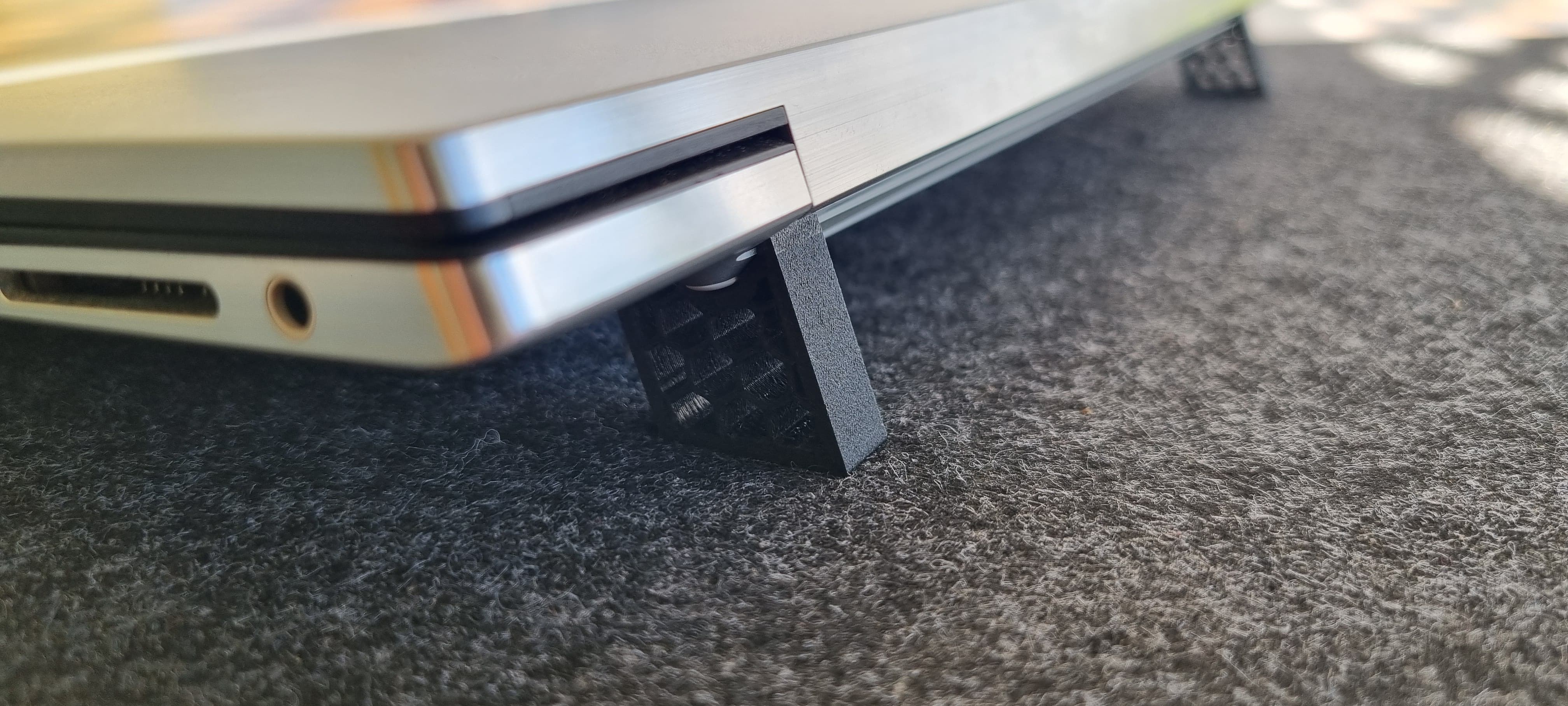 Dell XPS 9700 (2020) Riser / Ventilation Feet (v3.0) by 3D-DA ...