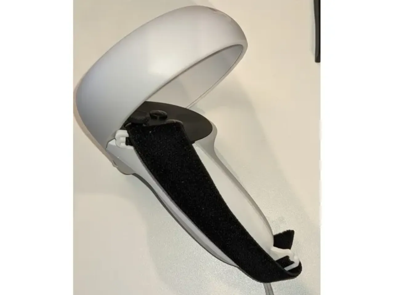 Quest 2 battery cover with strap by FLWE | Download free STL model ...