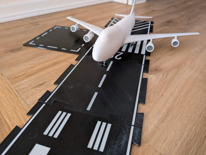 Airport Runway - For the bigger planes - Flugplatz Startbahn Landebahn ...