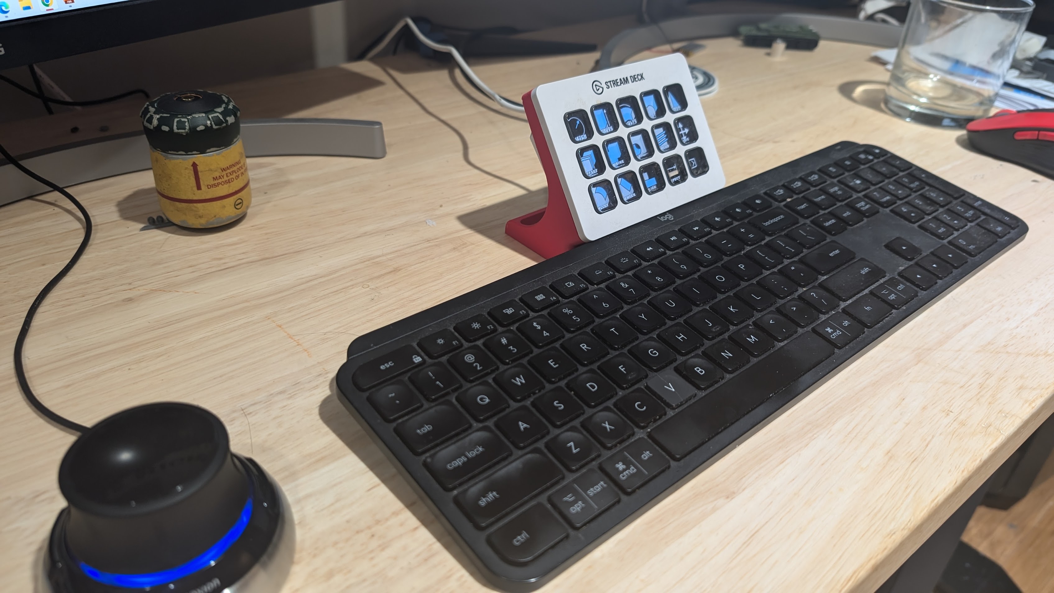 StreamDeck mk2 mount for Logitech MX KEYS keyboard by BlackSeaProps ...